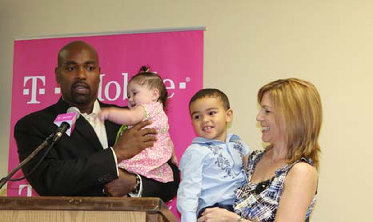 Carlos Delgado presenta a su hija adoptada - Primera Hora