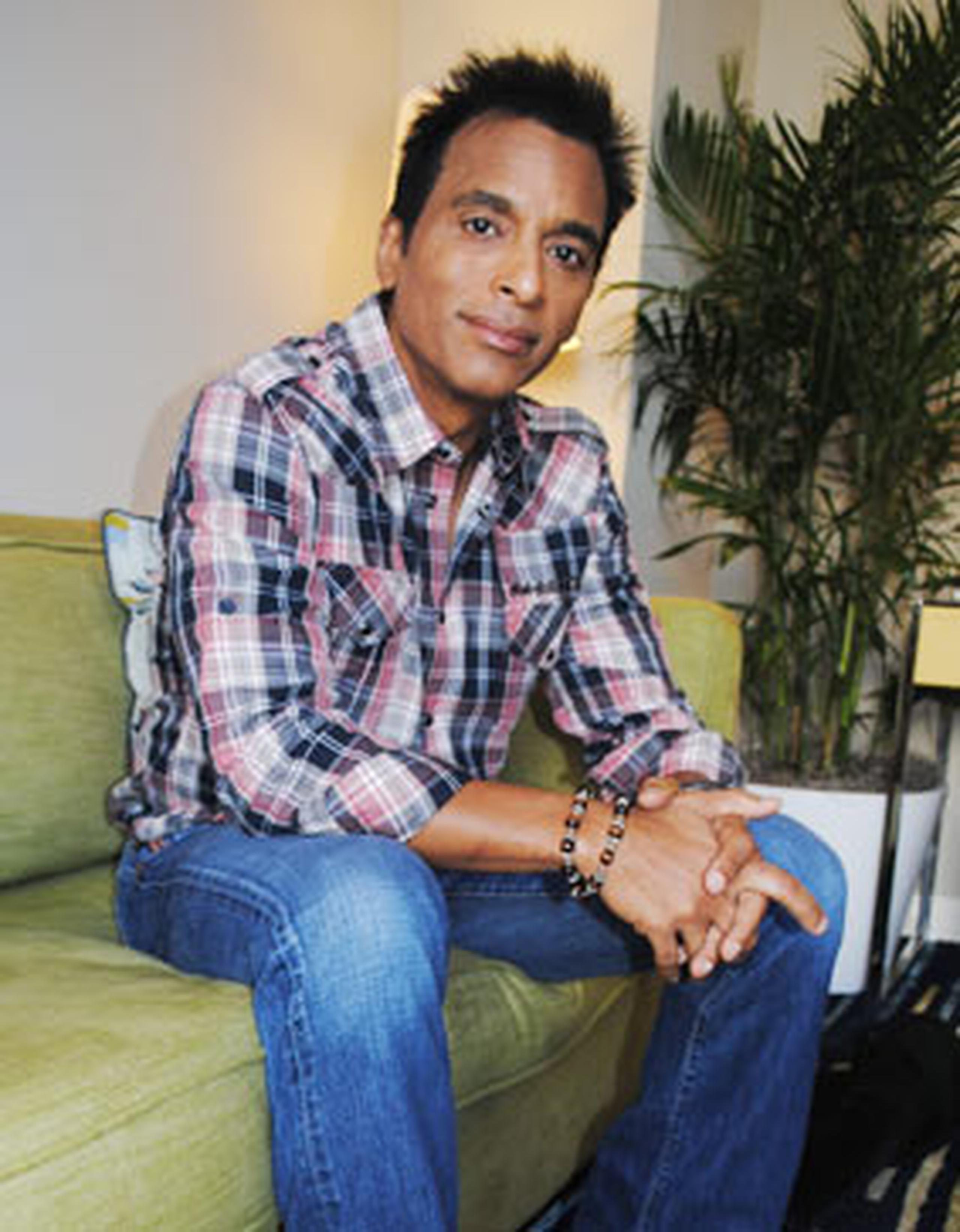 Jon Secada se une a campaña contra la hepatitis tipo C - Primera Hora