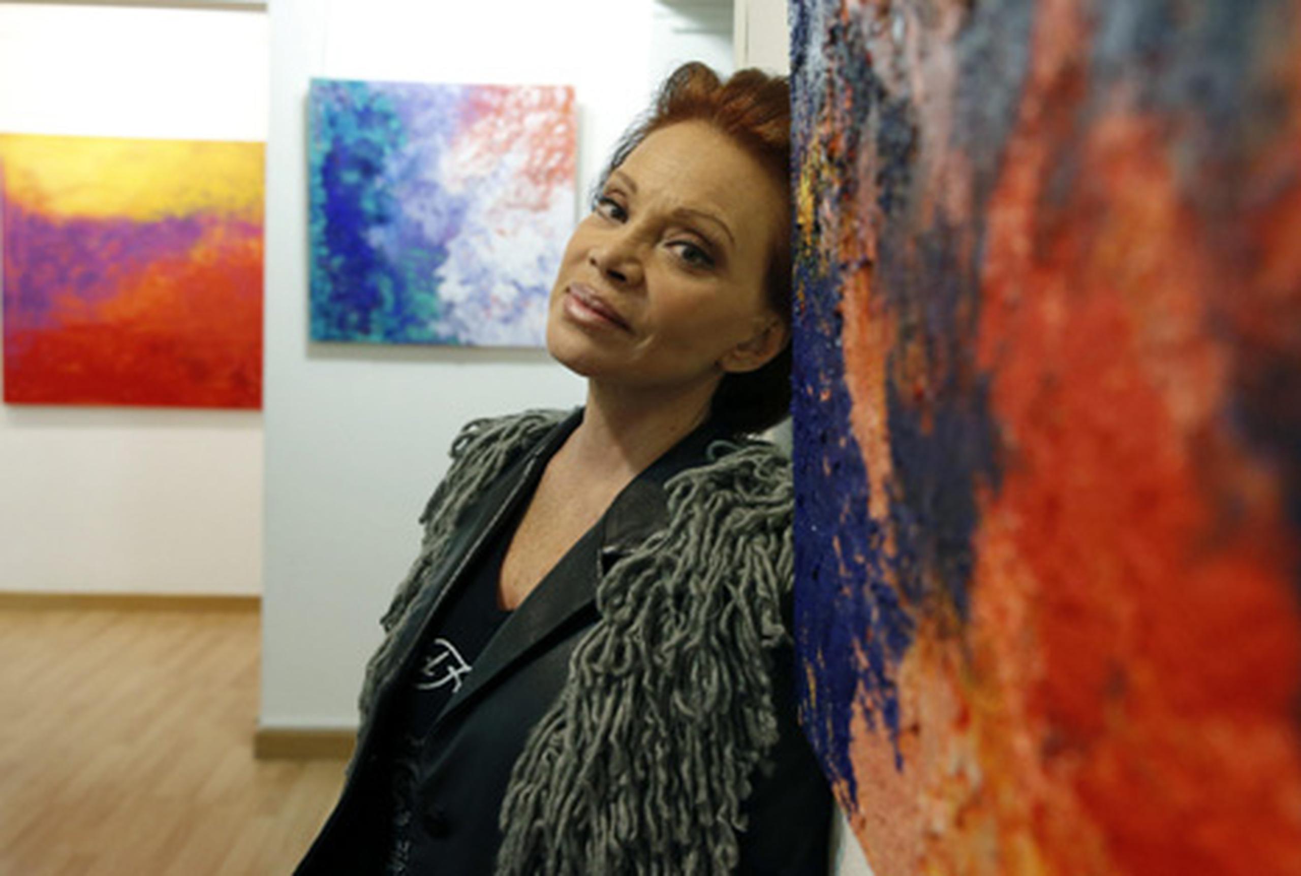 Paloma San Basilio inaugura su primera exposición de pintura - Primera Hora
