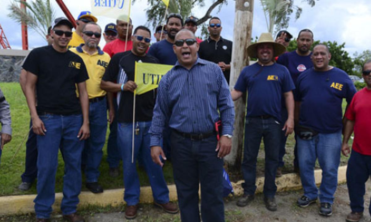 Empleados de la Utier esperan al gobernador en Santa Isabel - Primera Hora