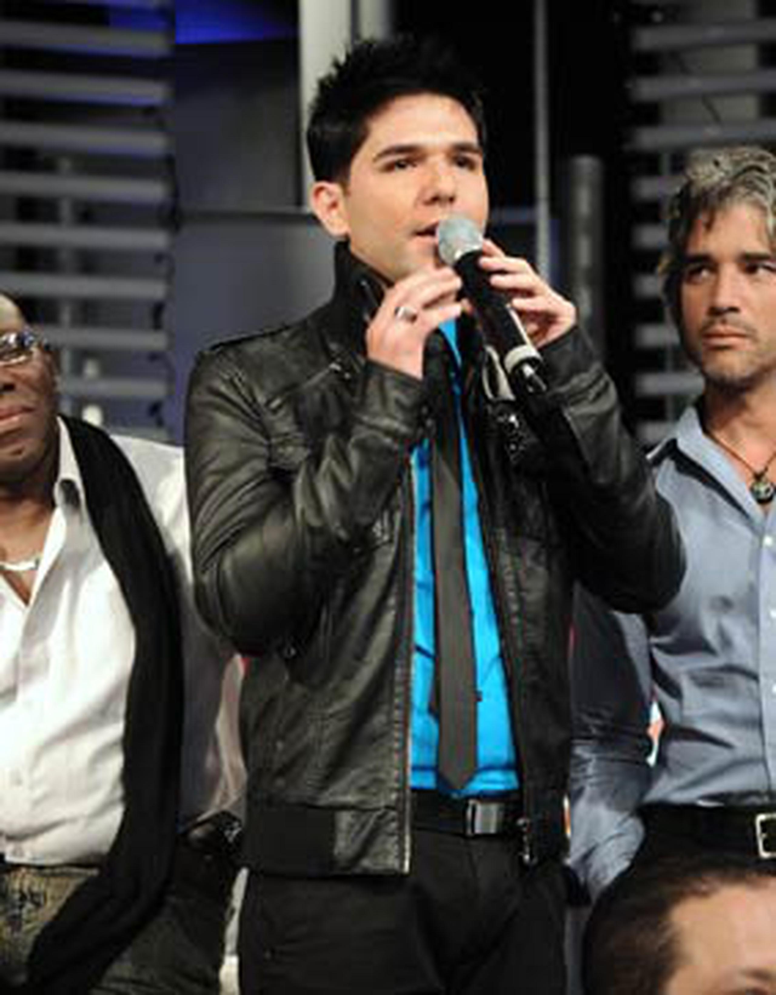 Reconocen al novel cantante Jonathan Ríos por ser ejemplo de superación ...