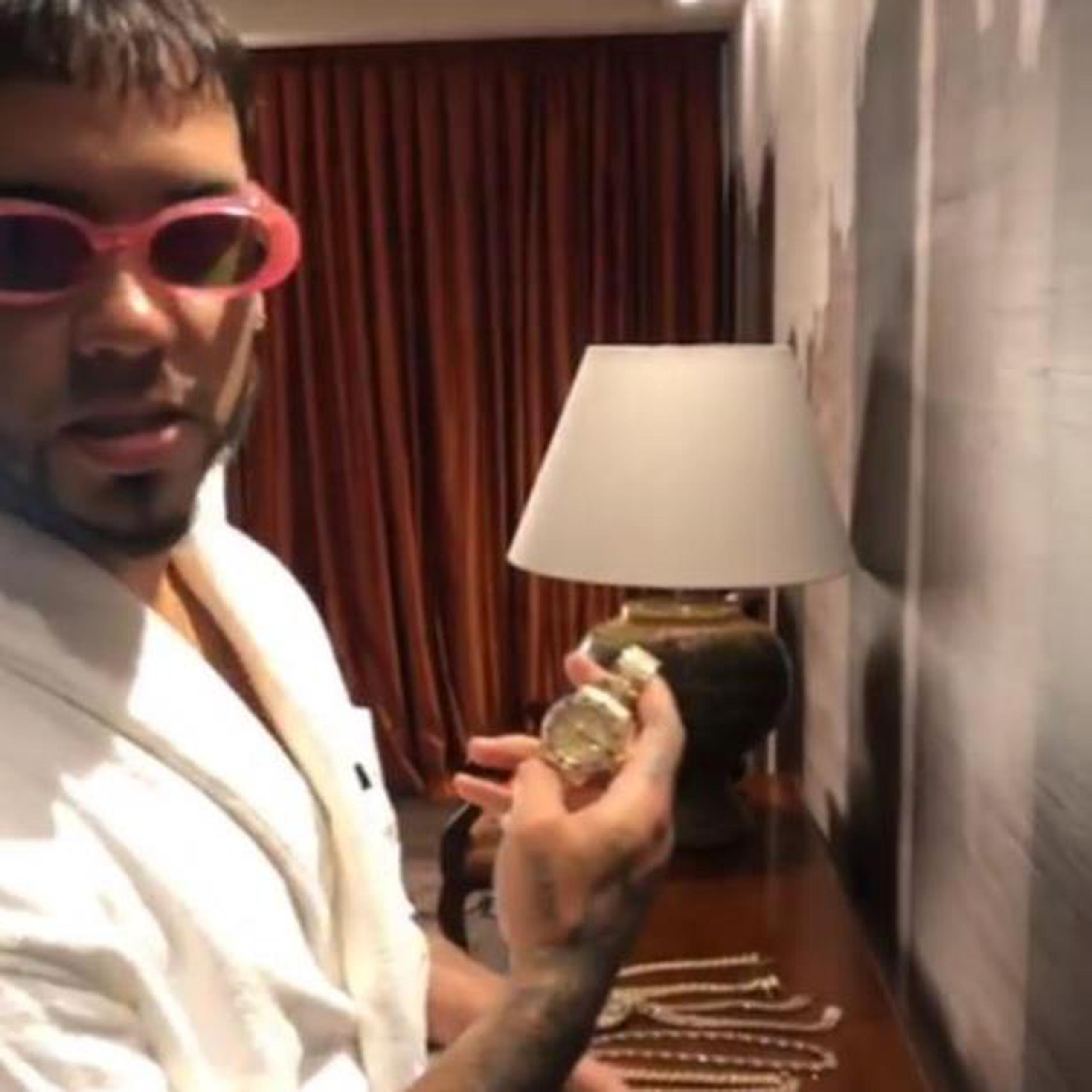 Anuel presume más de $1,000,000 en prendas - Primera Hora