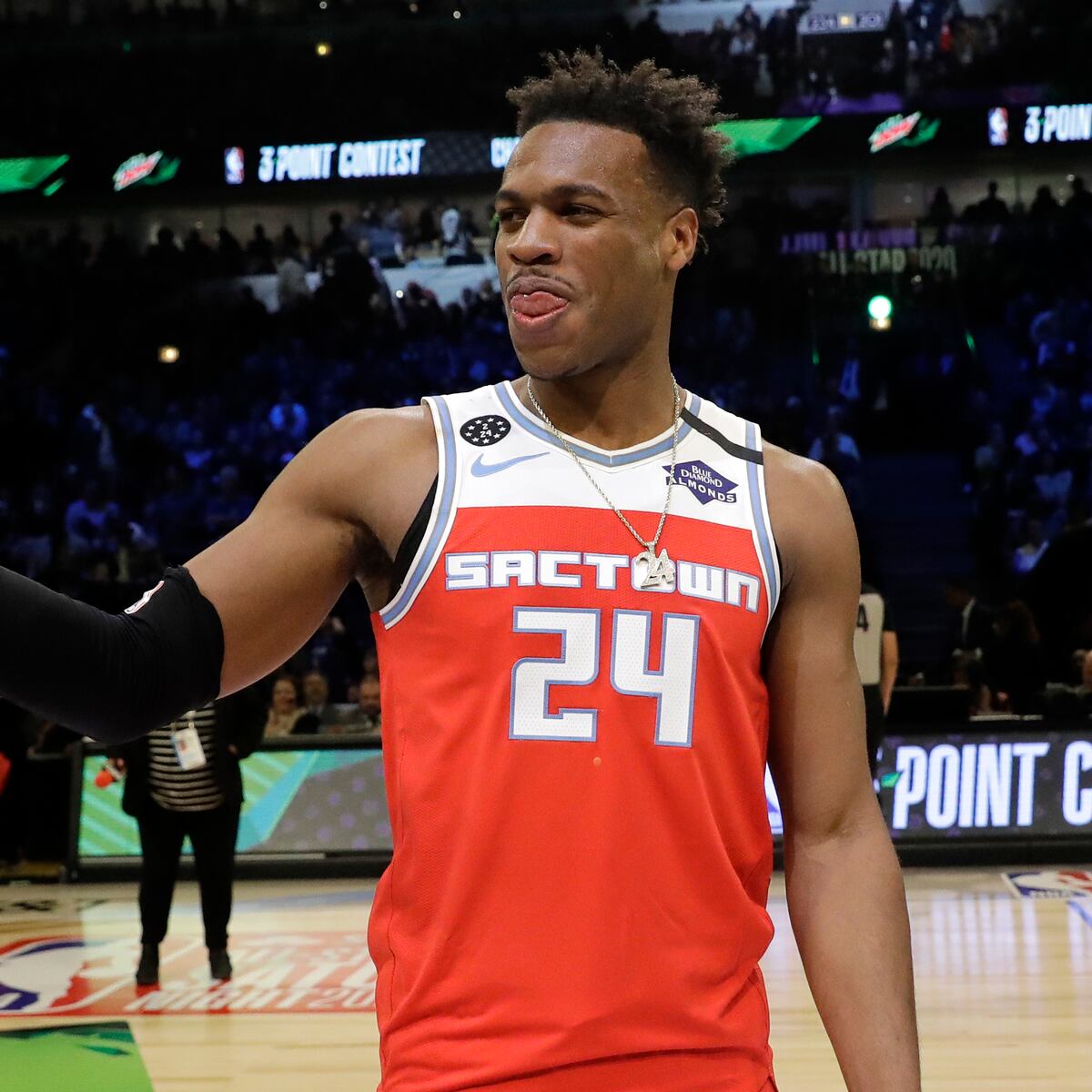 Buddy Hield supera en competencia de triples a Devin Booker - Primera Hora