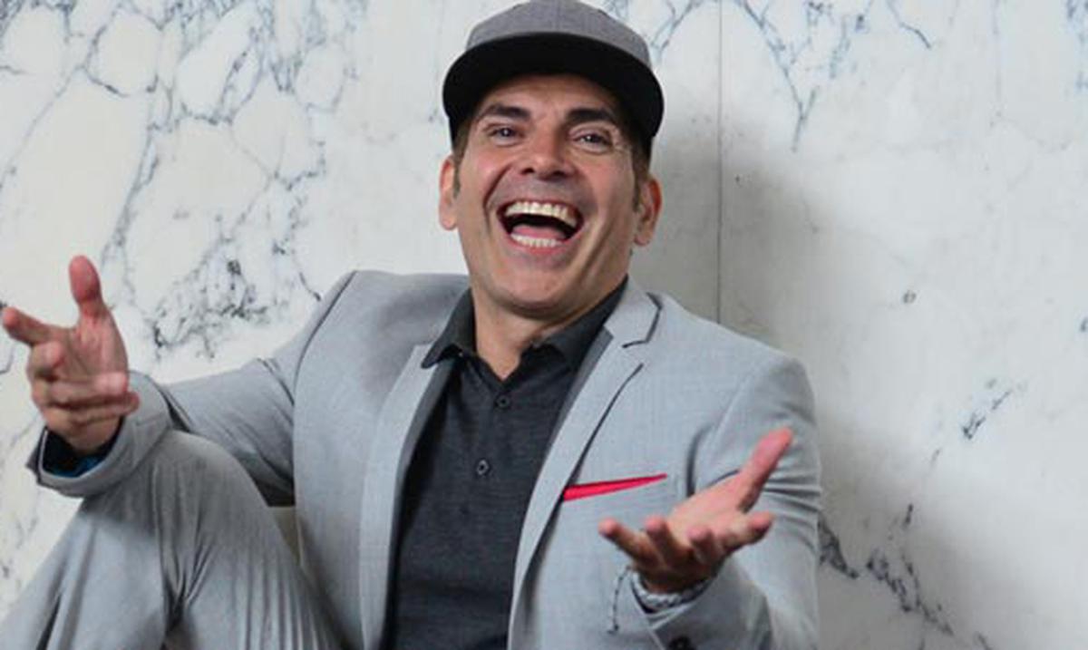 Cómodo Johnny Ray con su orientación sexual - Primera Hora