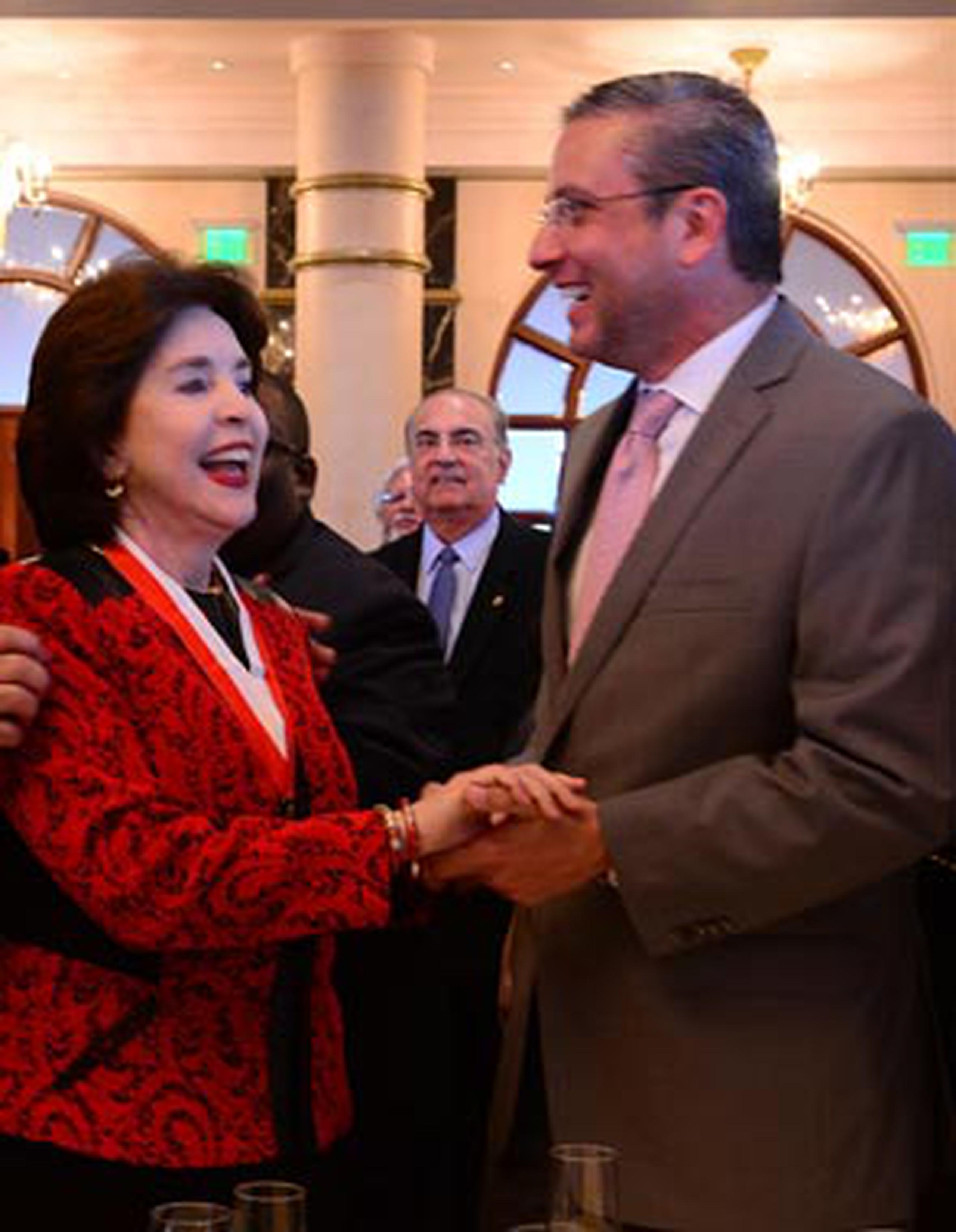 Sila Calderón le da un 'limazo' al gobernador al recibir distinción ...