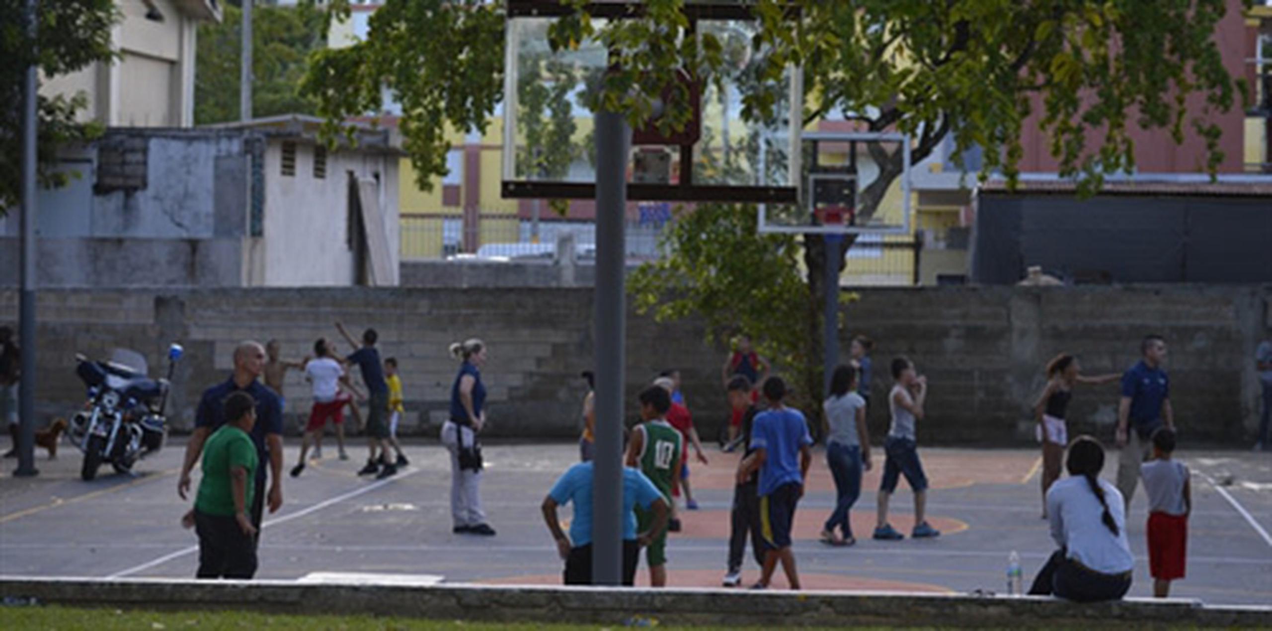 Noche de basket y confraternización en Monte Hatillo - Primera Hora