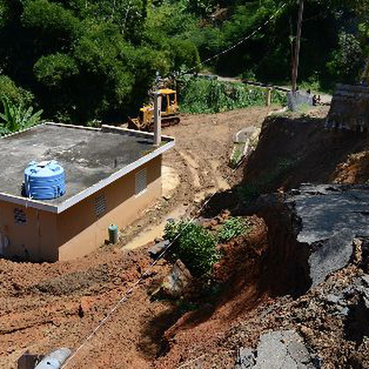 Reparan derrumbe en el barrio Atalaya - Primera Hora