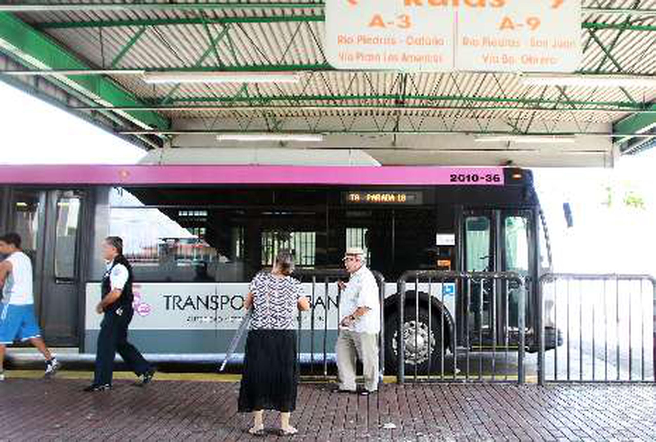 Felices los usuarios de la AMA al reanudarse el servicio de guaguas ...