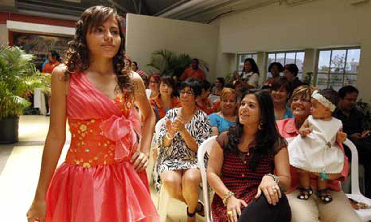 Entregan trajes a graduandas en Ponce - Primera Hora