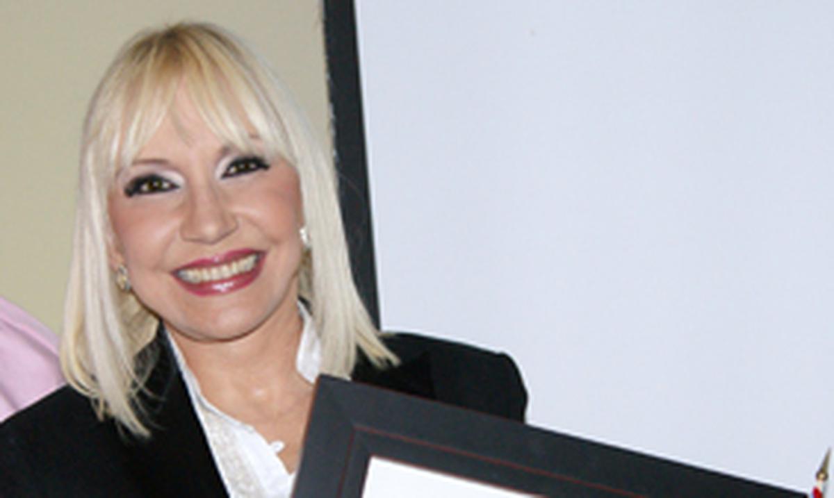 Agradecida Lissette con reconocimiento - Primera Hora