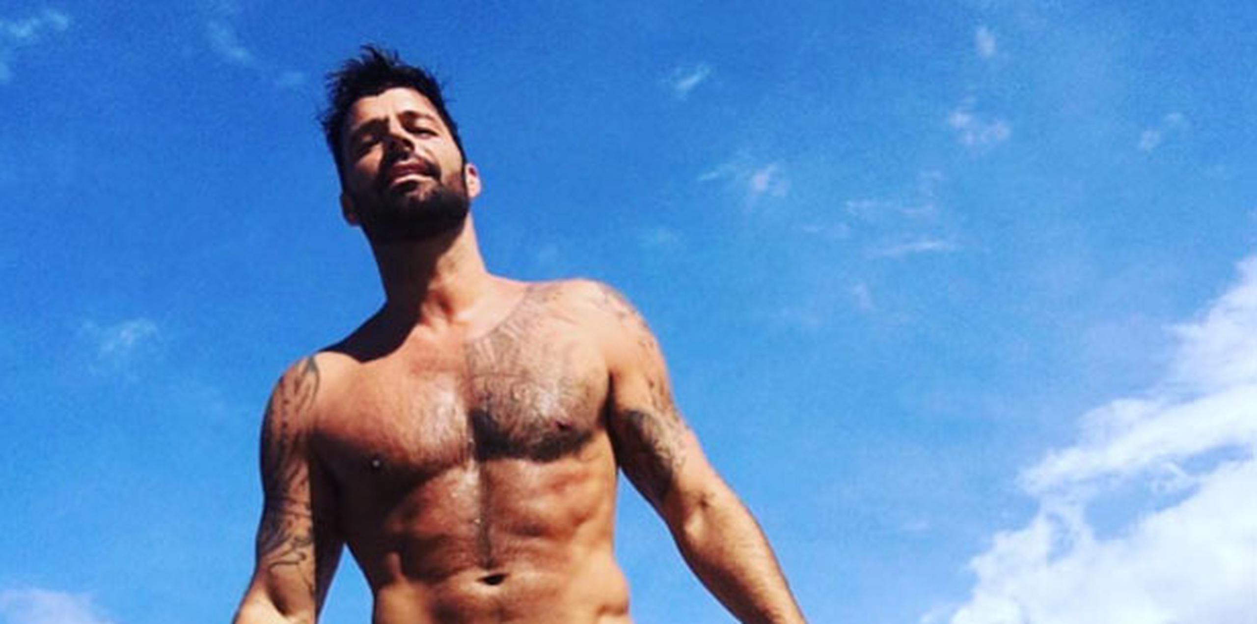 Ricky Martin deja ver su cuerpazo - Primera Hora