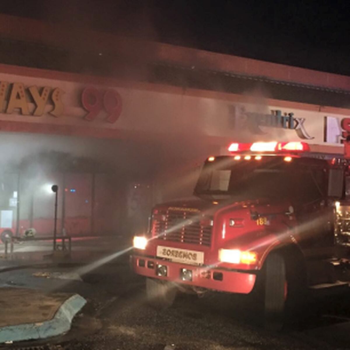 Incendio consume tres tiendas de Morovis Plaza - Primera Hora