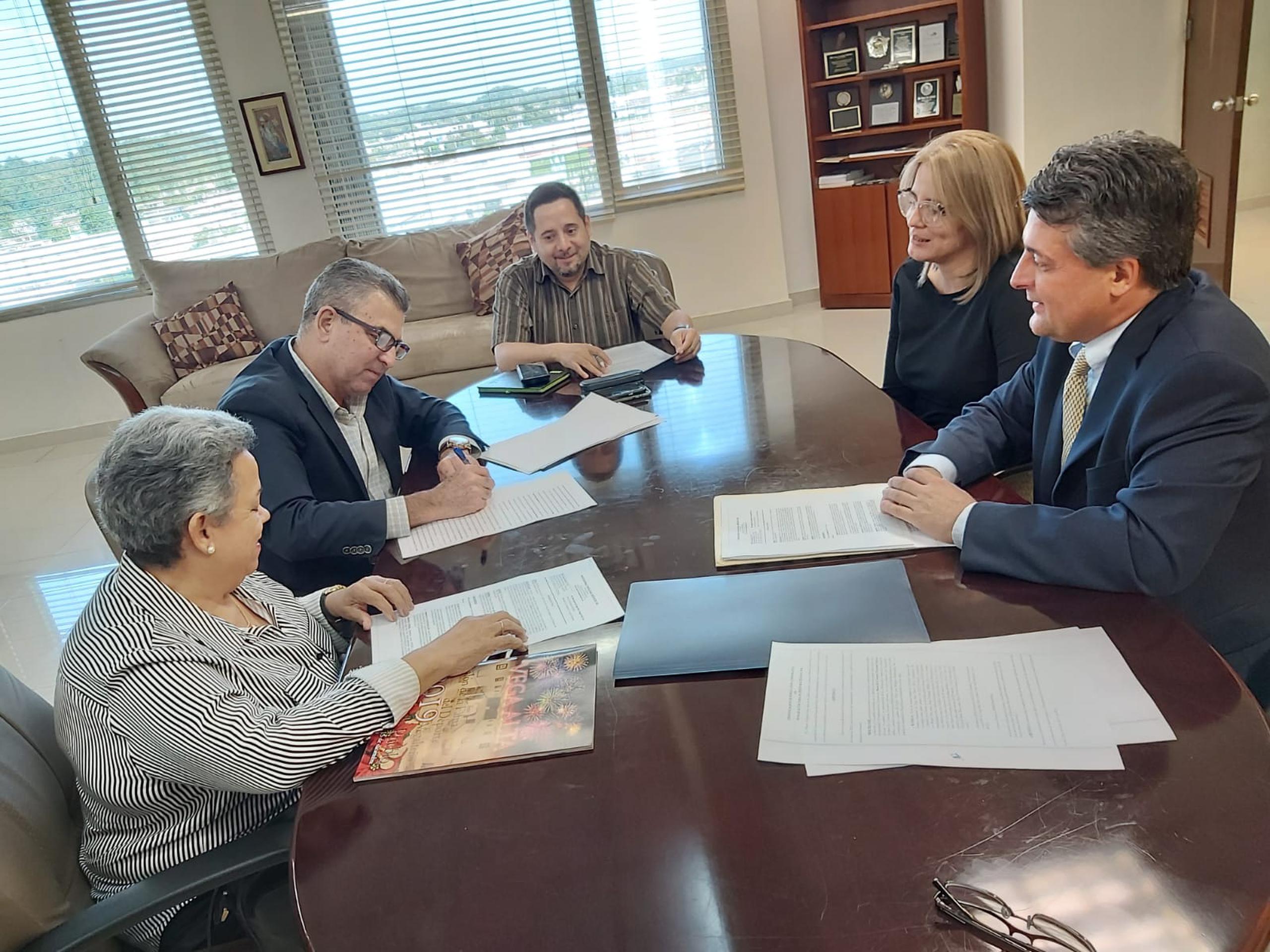 Vega Alta cede titularidad de terrenos a hogar para mujeres maltratadas ...