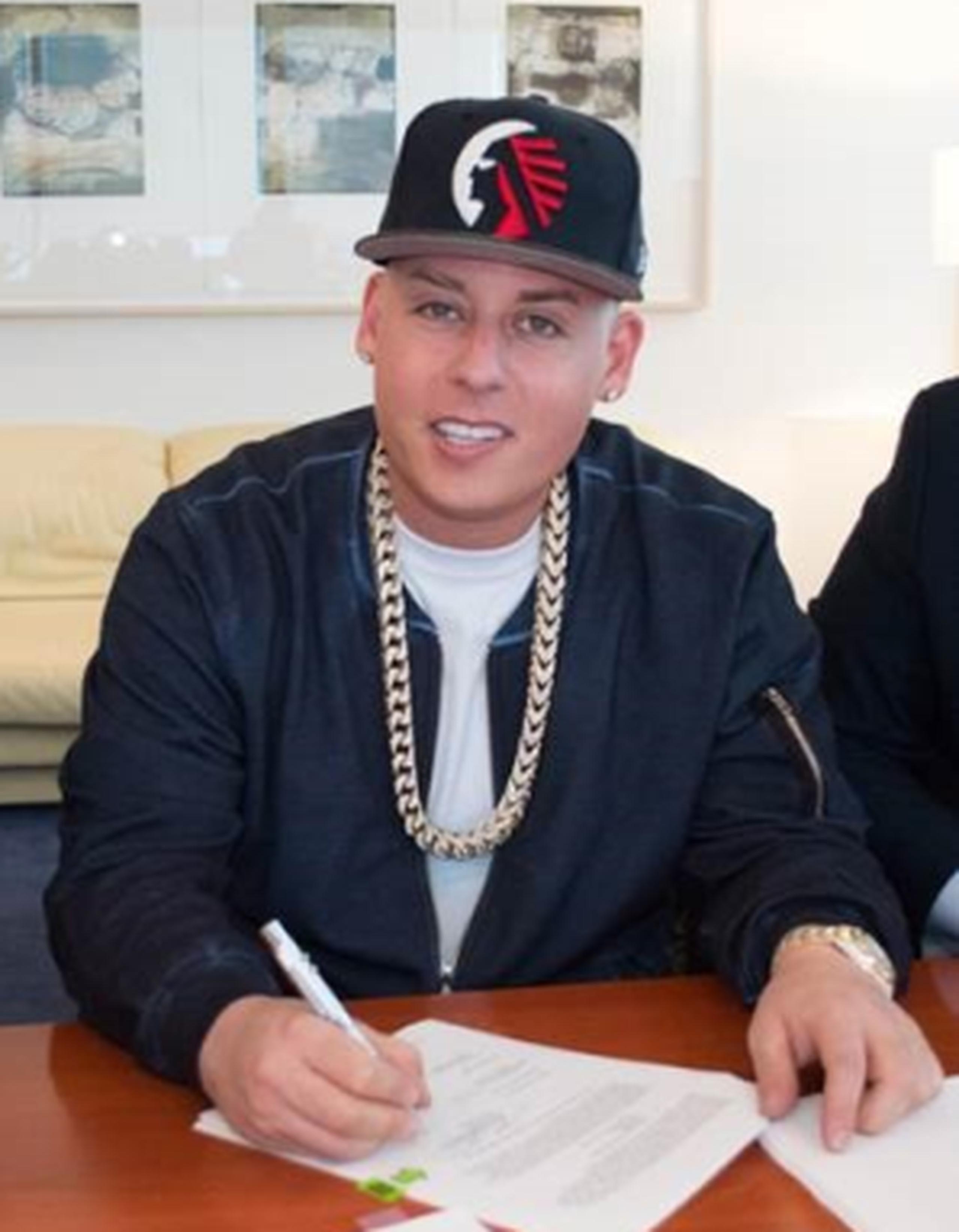 Cosculluela firma con disquera multinacional - Primera Hora