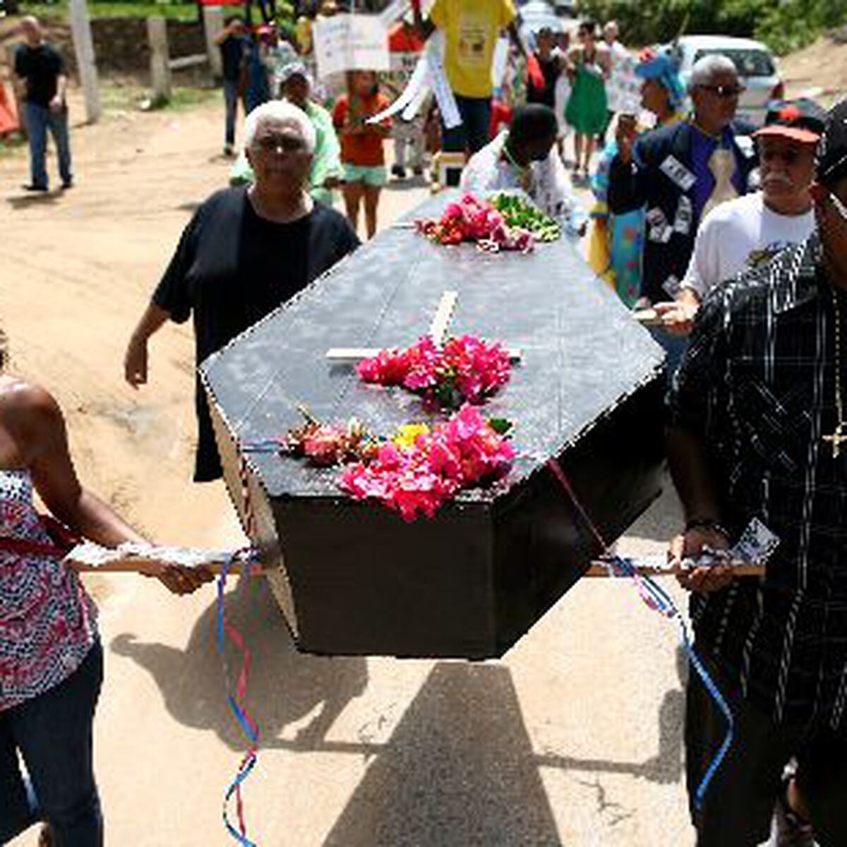 Entierro simbólico de Costa Serena - Primera Hora