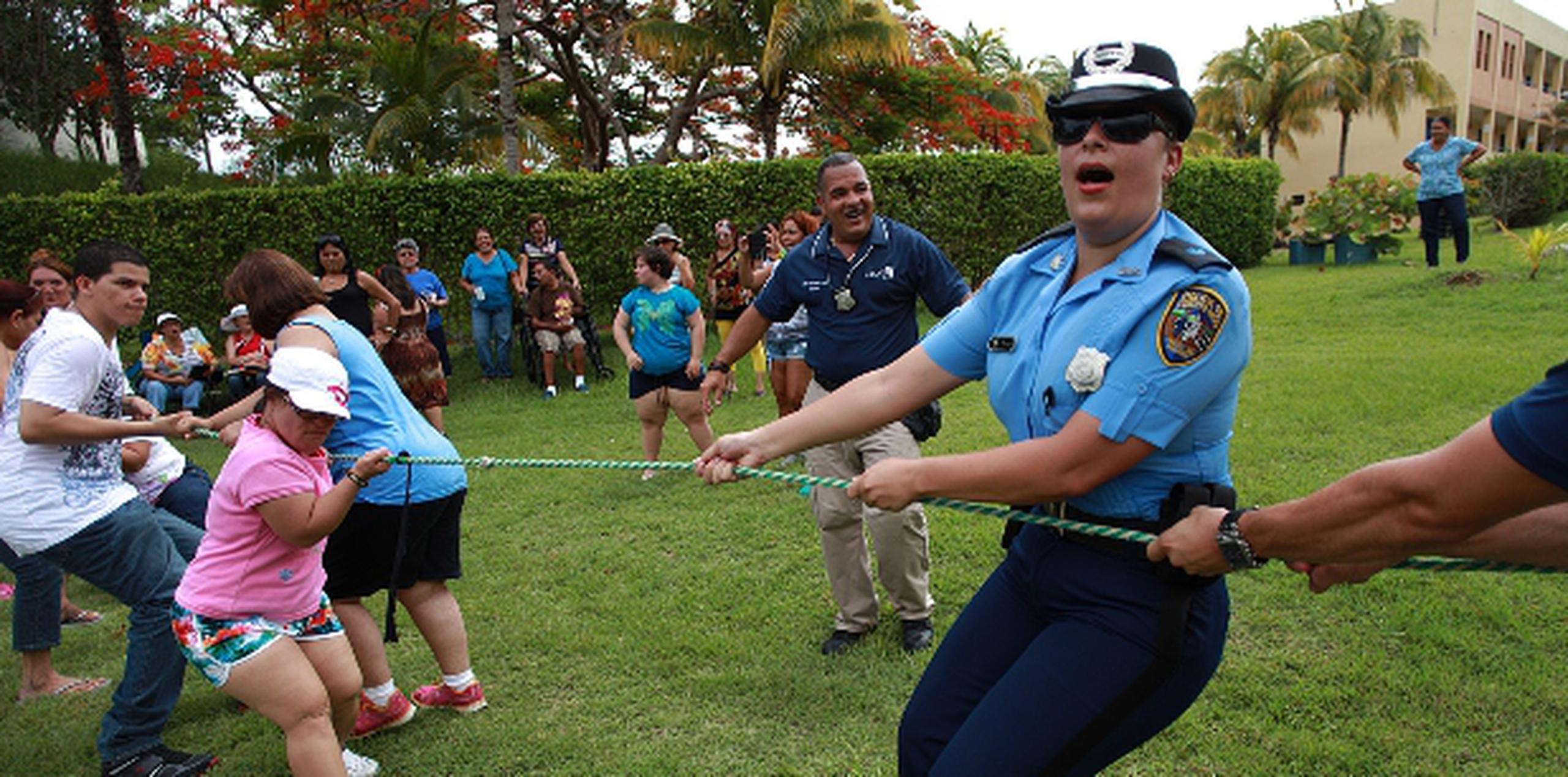 Policías compiten contra jóvenes con síndrome Down -VÍDEO - Primera Hora