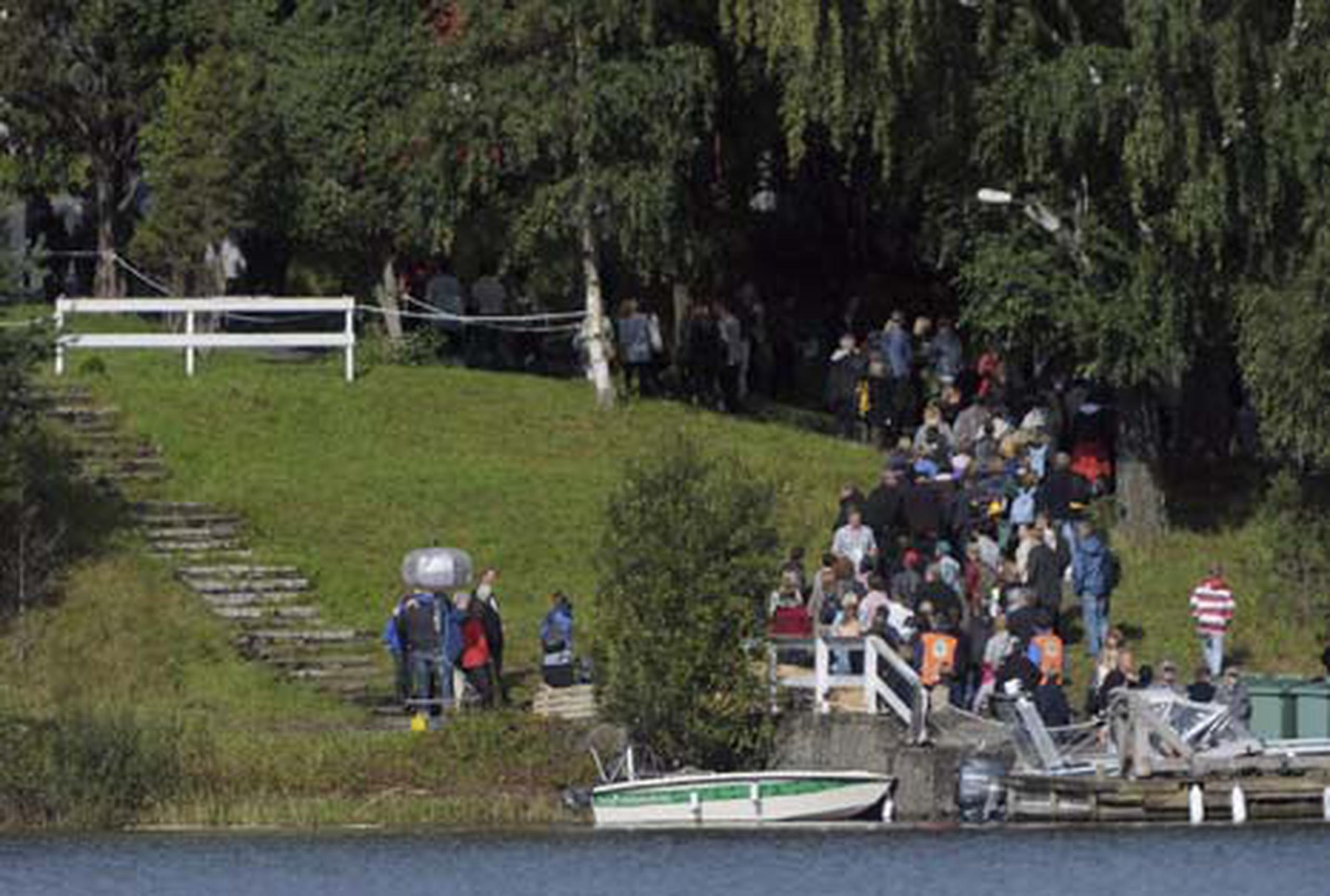 Sobrevivientes De La Matanza De Utoya Visitan La Isla Primera Hora