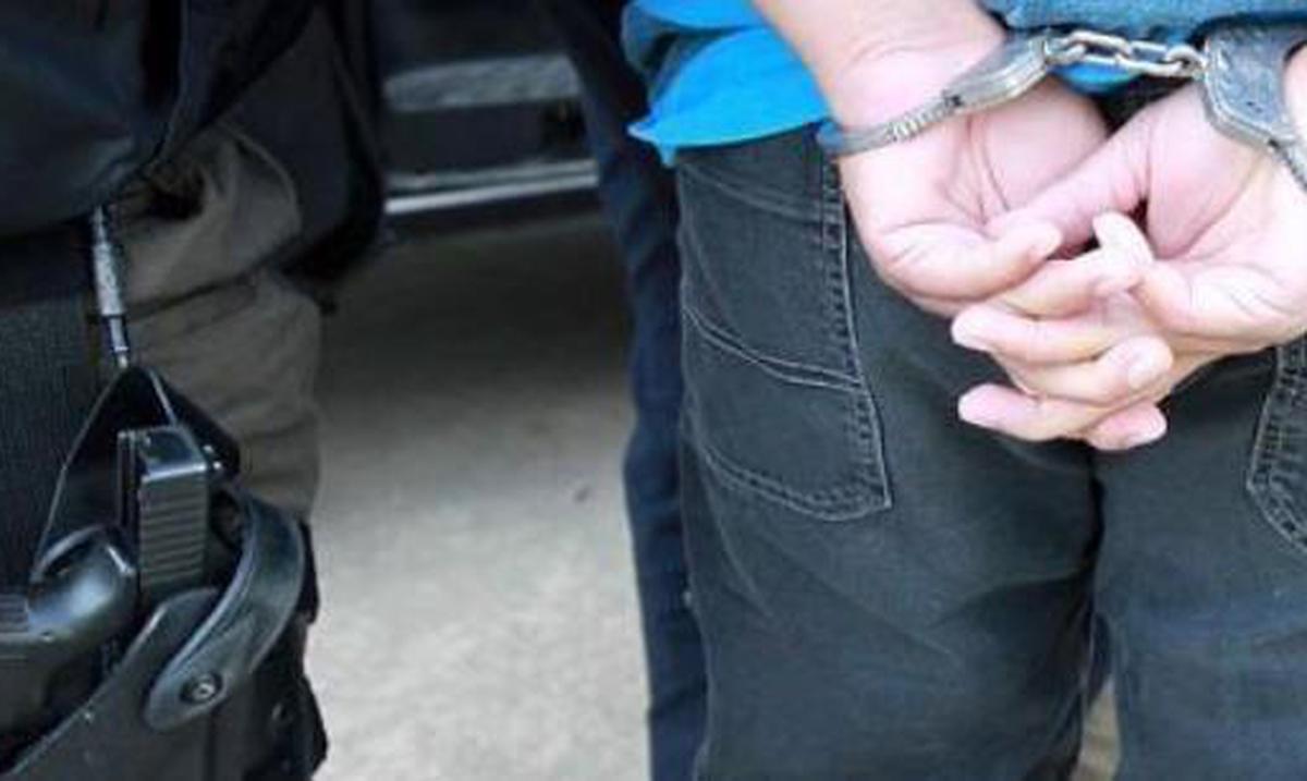 Atrapan a un hombre robando en una tienda de celulares - Primera Hora