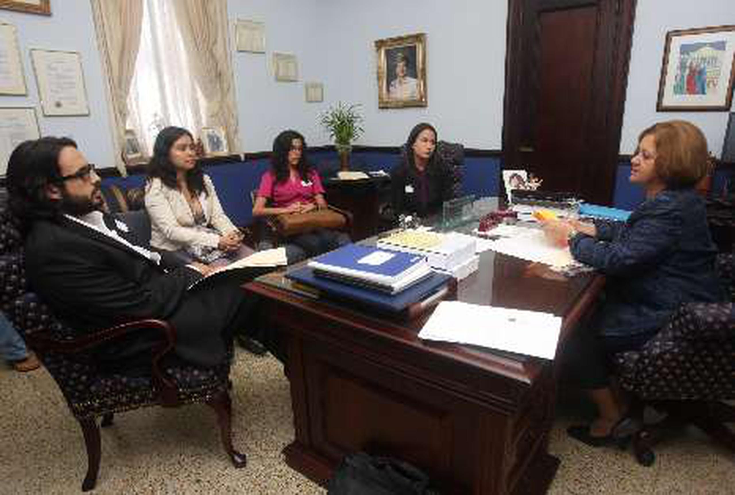 Estudiantes de Derecho tocan las puertas del Capitolio - Primera Hora