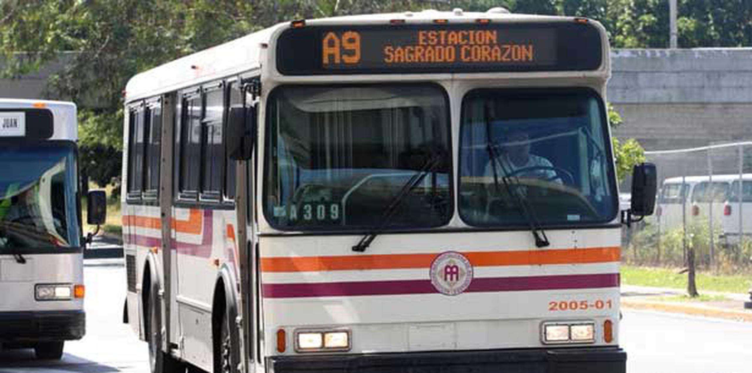 Explota el motor de una guagua de la AMA en San Juan - Primera Hora