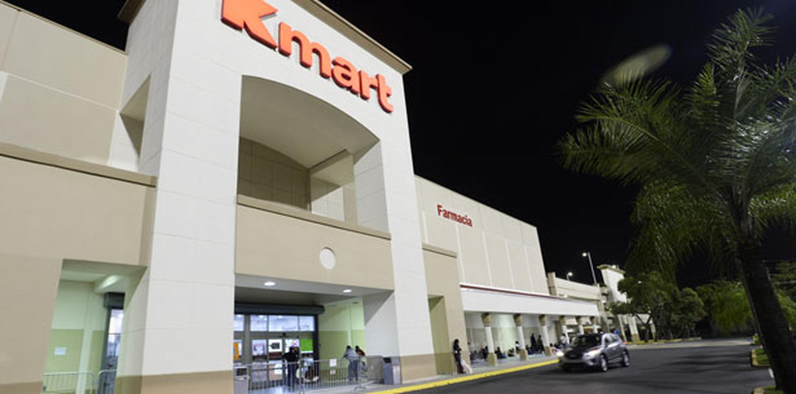 Empleados de Kmart de Arecibo se despiden entre lágrimas tras cierre de ...