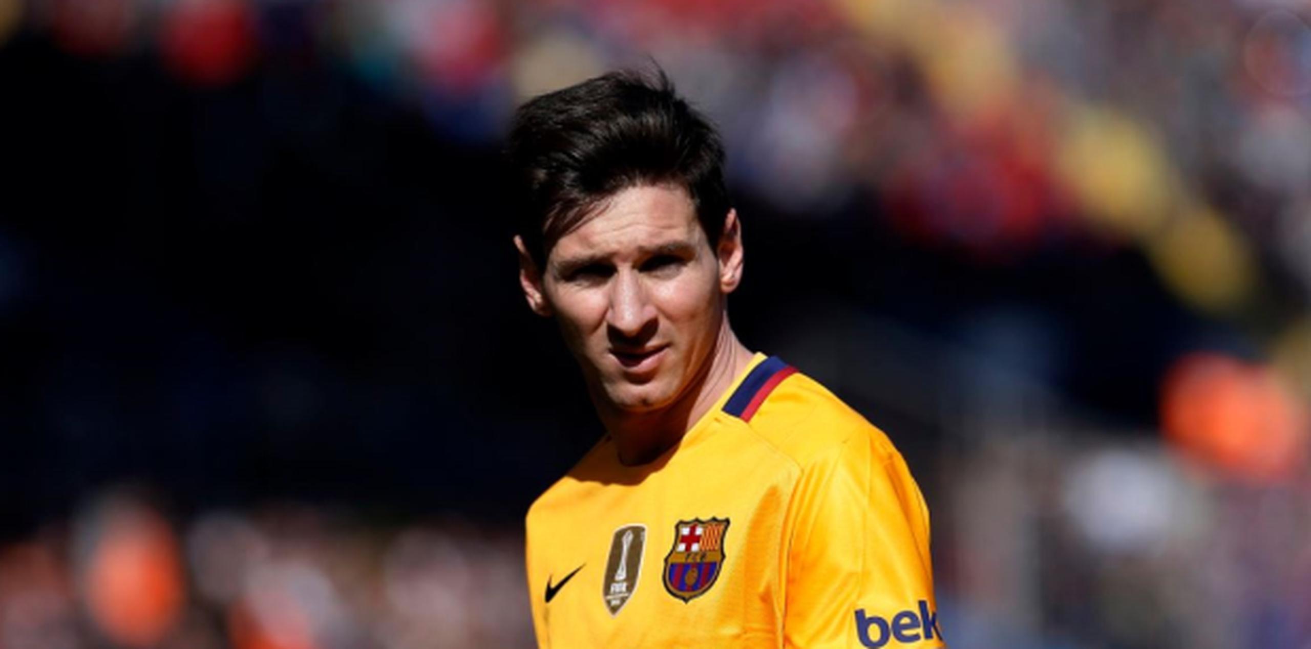 Foto: Romántico beso entre Messi y su novia - Primera Hora