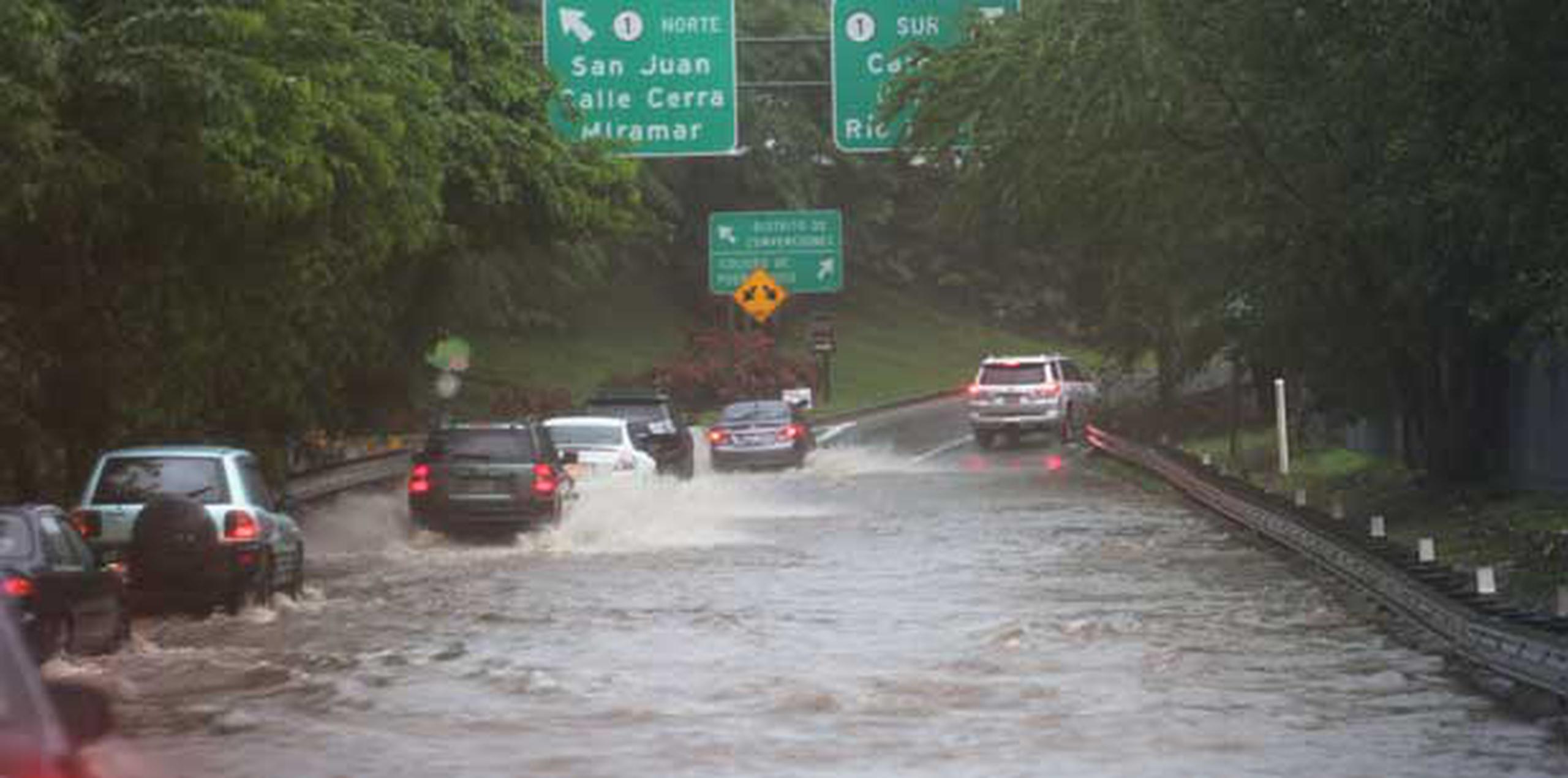 Carreteras inundadas y congestión vehicular por fuertes lluvias ...