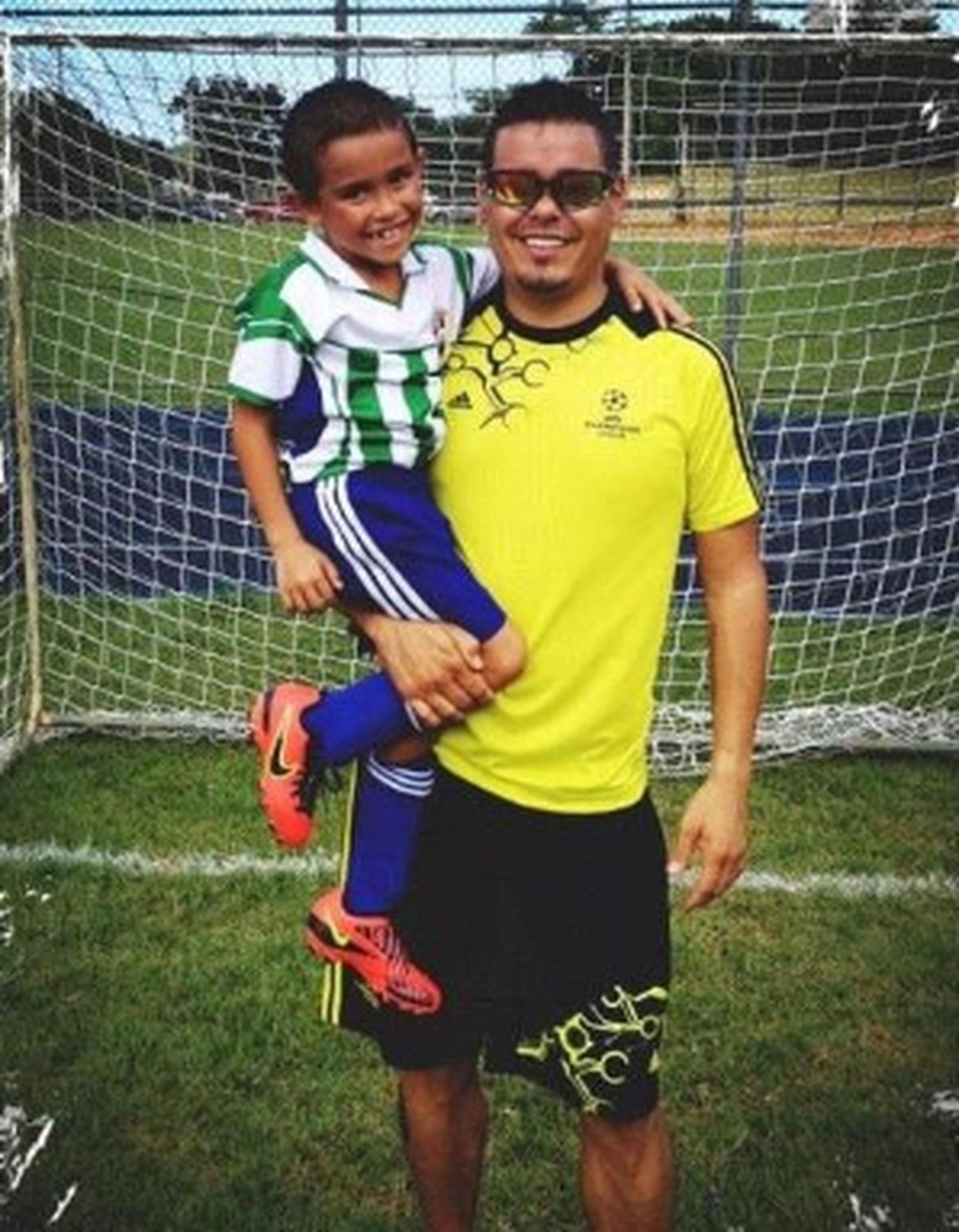 Padre e hijo inspirados por Messi - Primera Hora