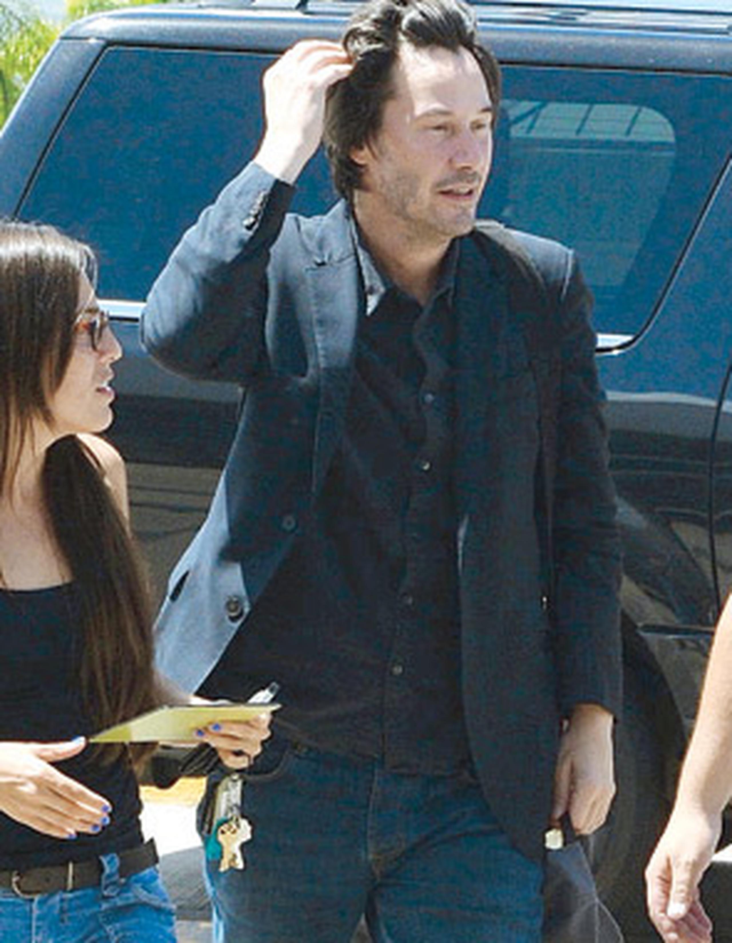 ¡Keanu Reeves causa sensación a su salida de la Isla! - Primera Hora