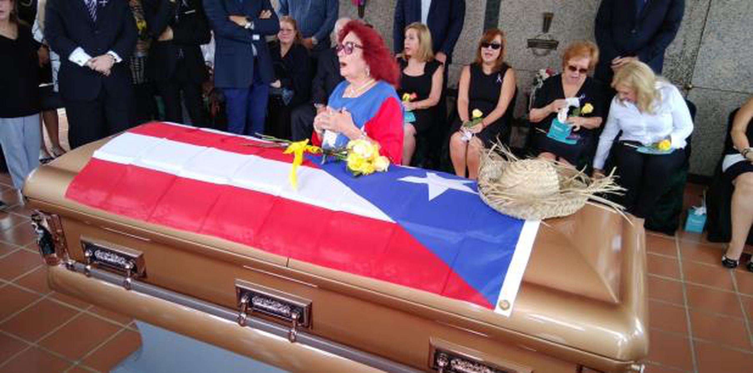 Afloran las emociones en el entierro de Walter Mercado - Primera Hora