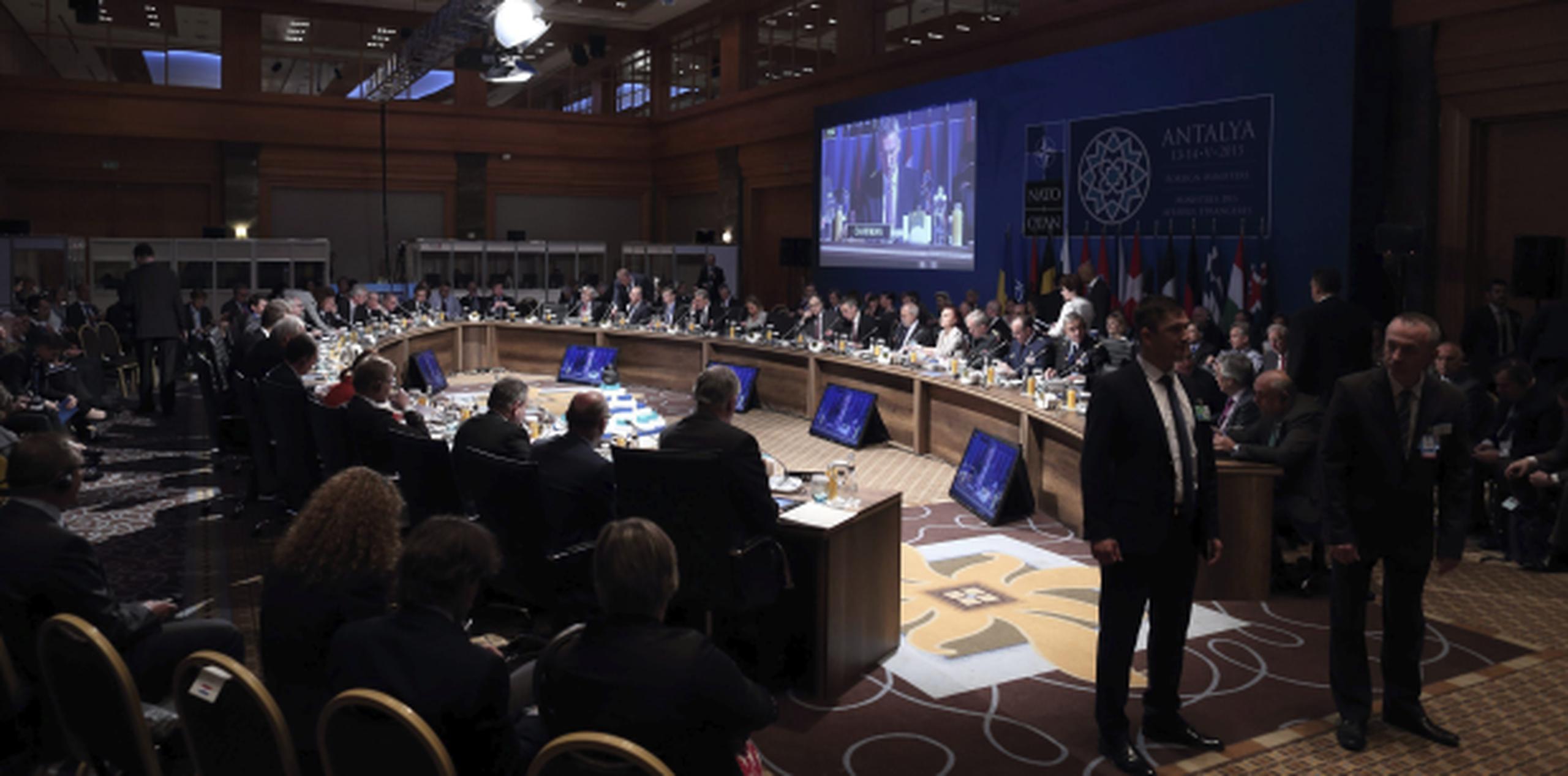 Cantan "We Are the World" en reunión de la OTAN - Primera Hora