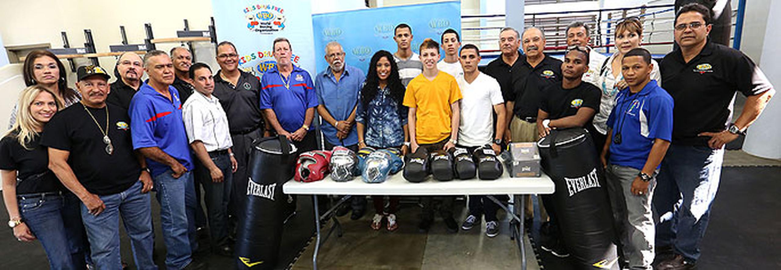 OMB regala equipo de boxeo para los niños - Primera Hora