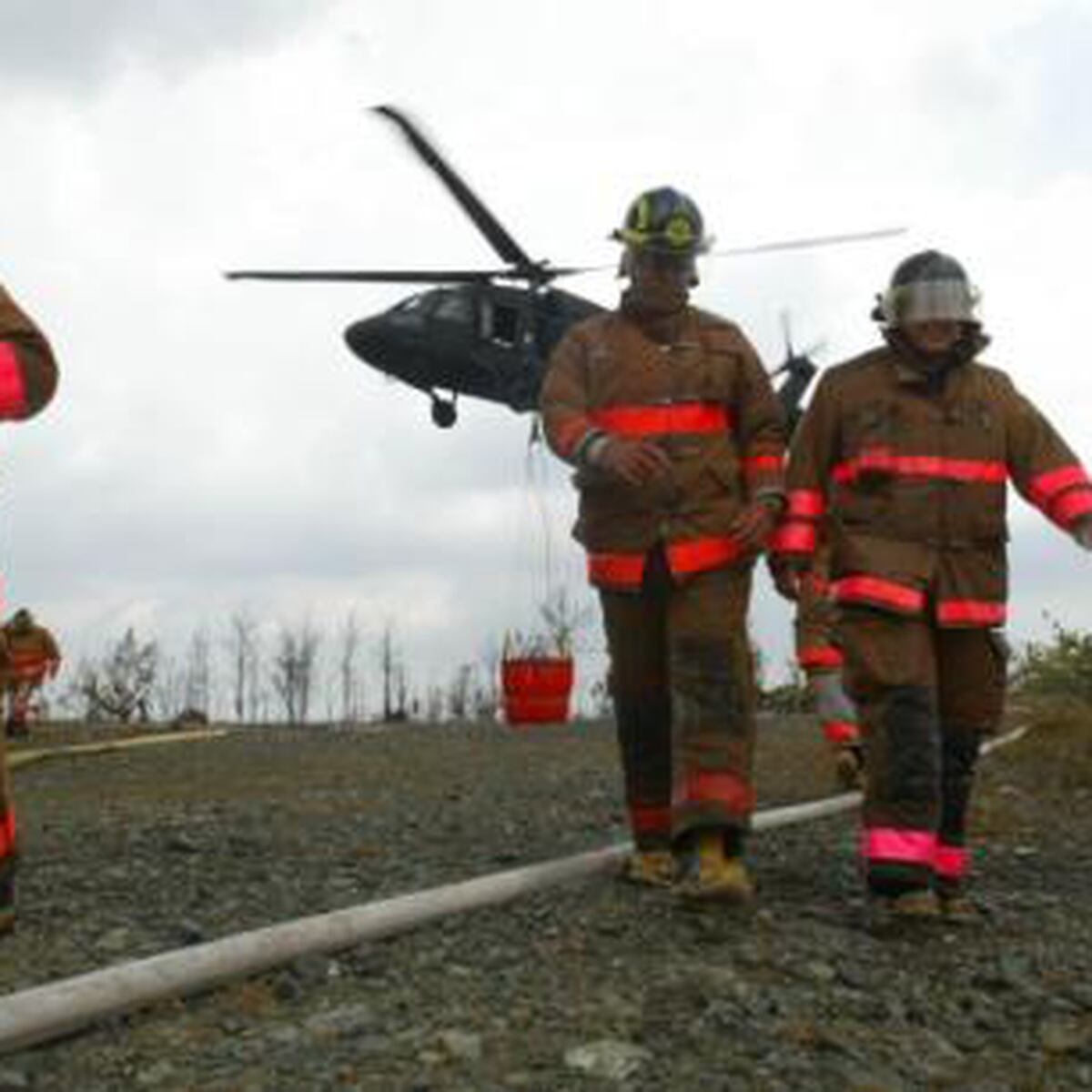 En llamas los bomberos ante la Junta - Primera Hora
