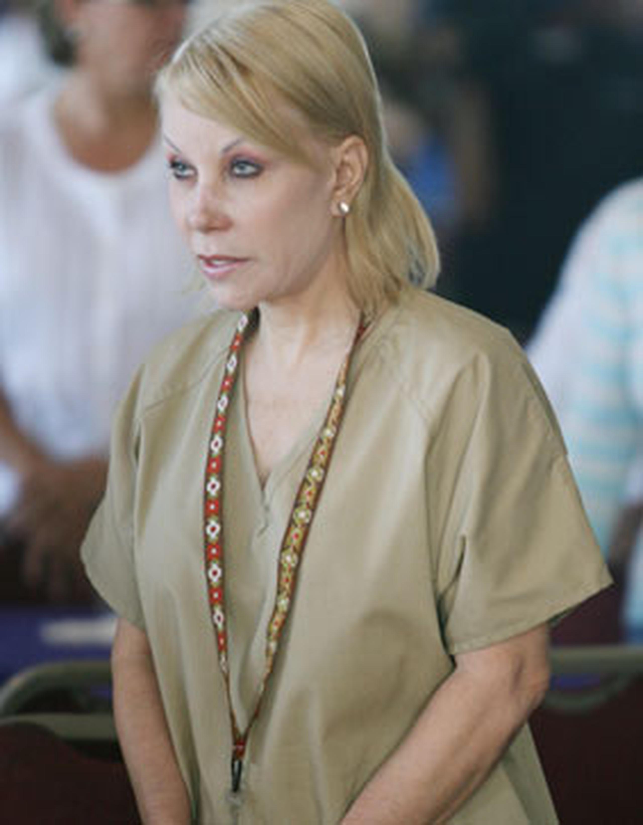 La ex banquera Nancy Hernández llora en sala al declarase culpable de ...