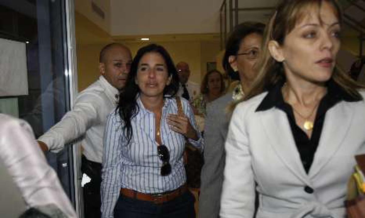 Compás de espera en reencuentro de Ana Cacho y sus hijas - Primera Hora