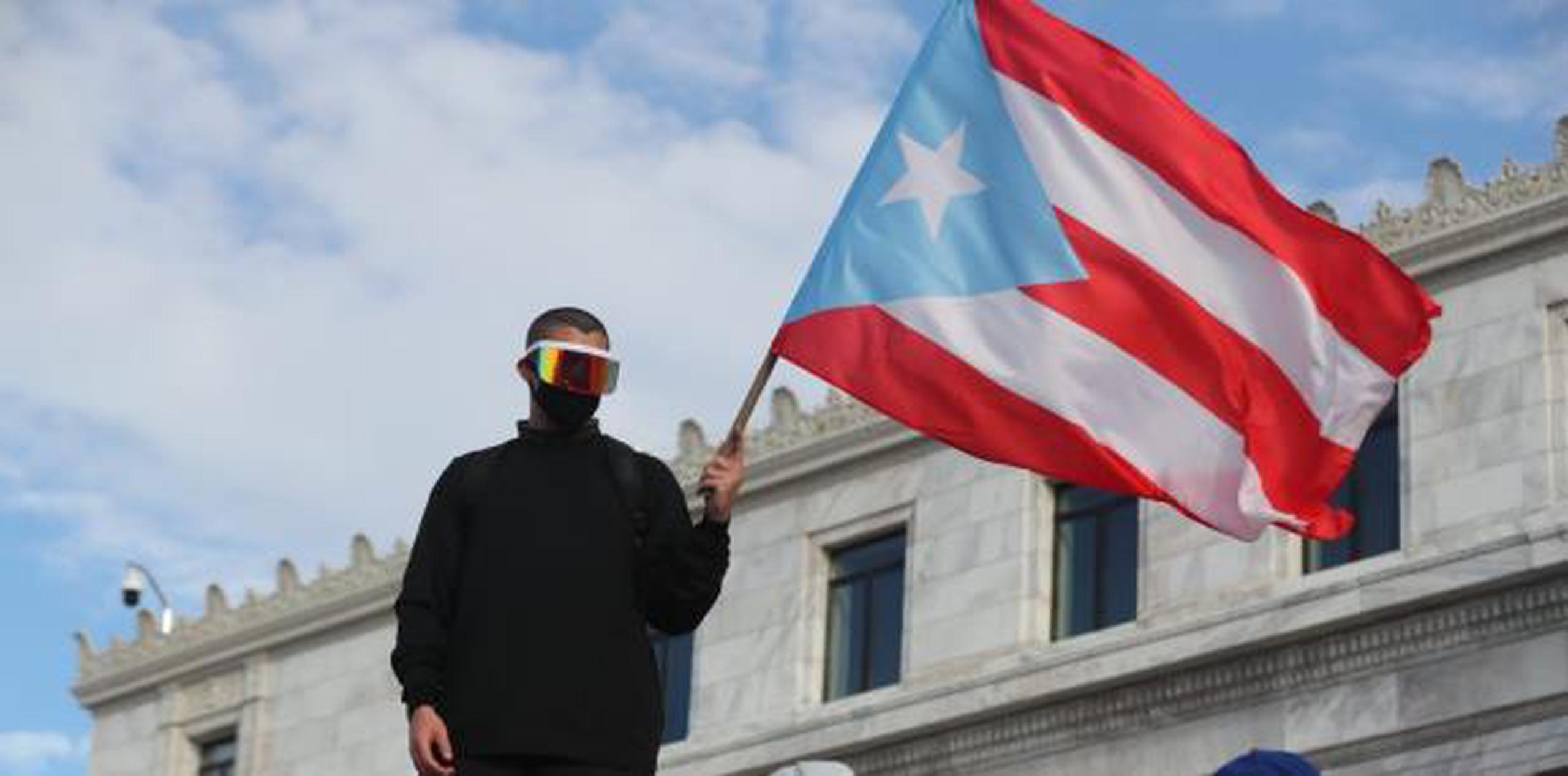 Bad Bunny lleva el reclamo “Ricky renuncia” a su concierto en España ...