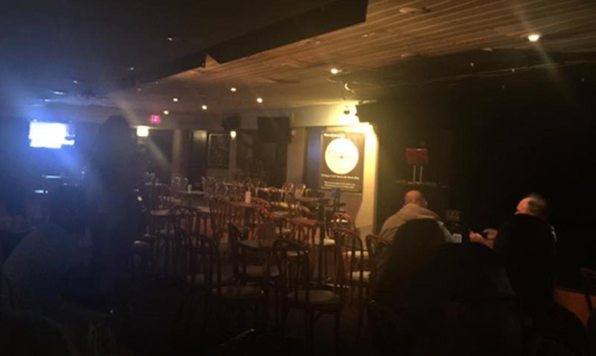 Revisan a mano en la entrada del espectáculo de Indy Flow - Primera Hora