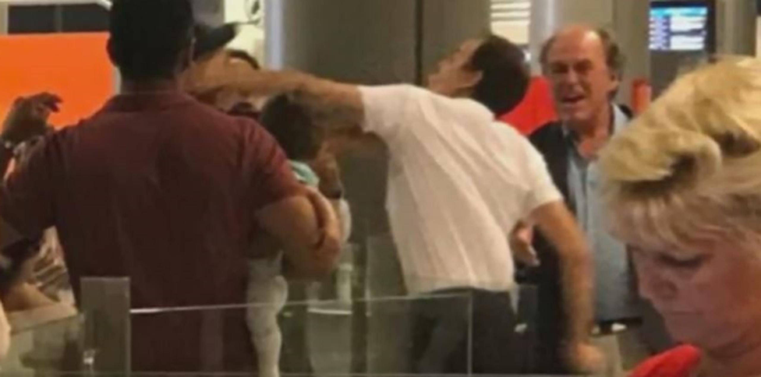 Empleado de aeropuerto agrede a hombre con bebé en brazos - Primera Hora