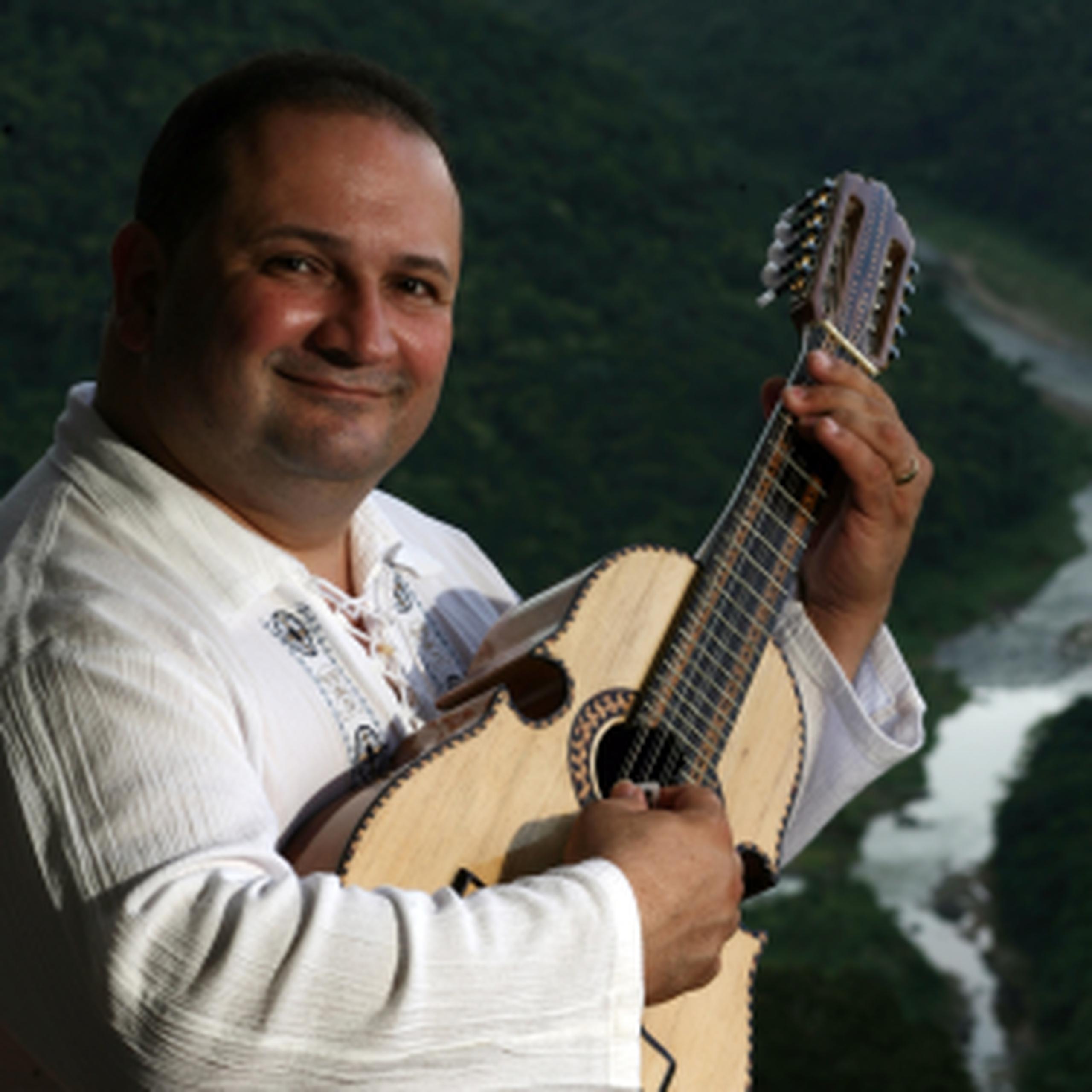 El cuatrista Edwin Colón Zayas se despide de Yomo Toro - Primera Hora