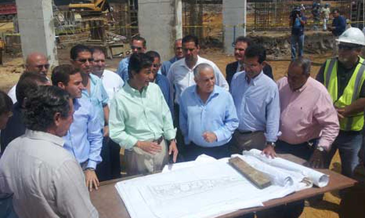 Alcalde de Manatí le dice a Fortuño: "usted no está solo, está conmigo ...