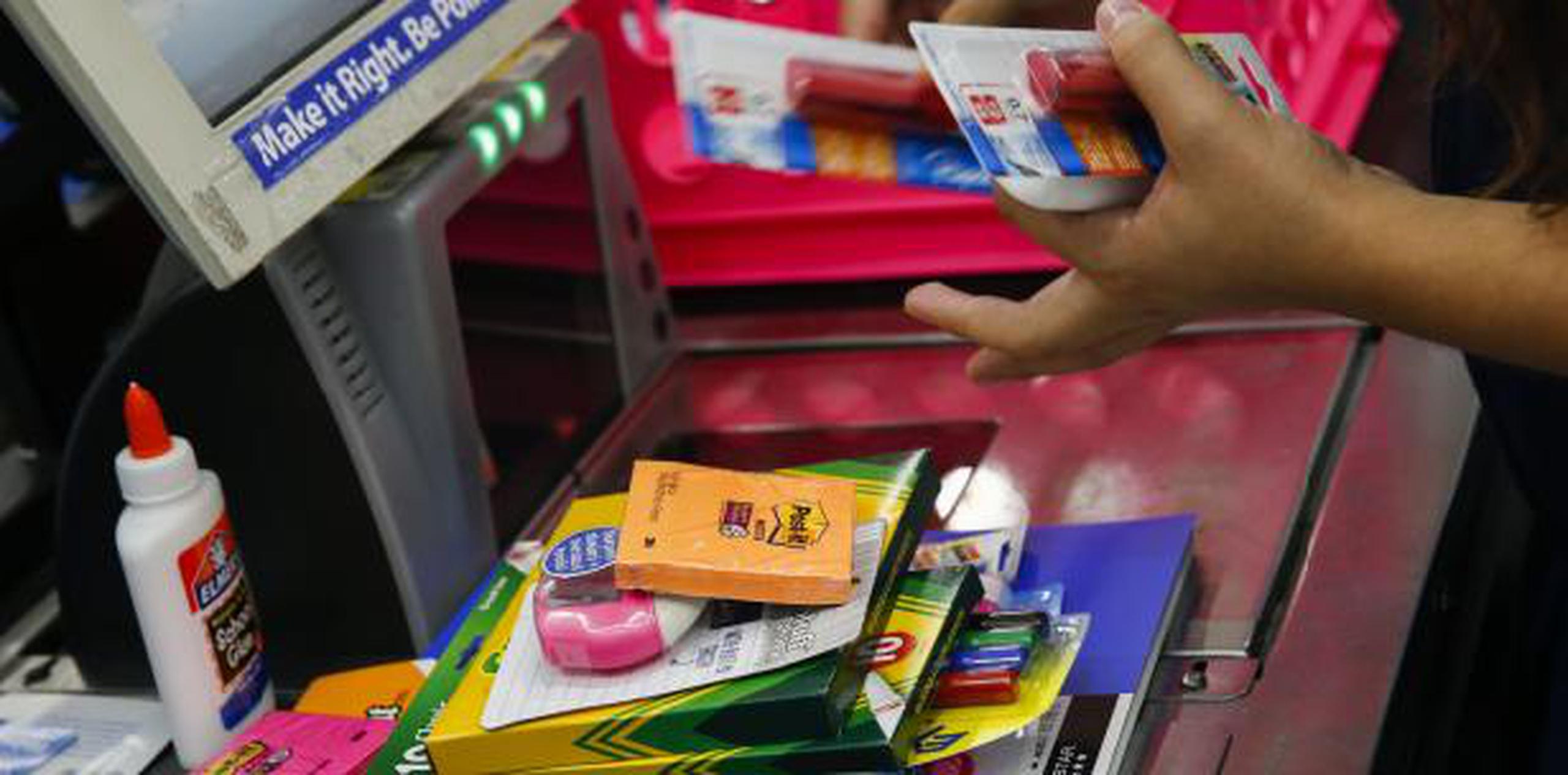 Más de 800 niños reciben materiales escolares para el regreso a clases ...