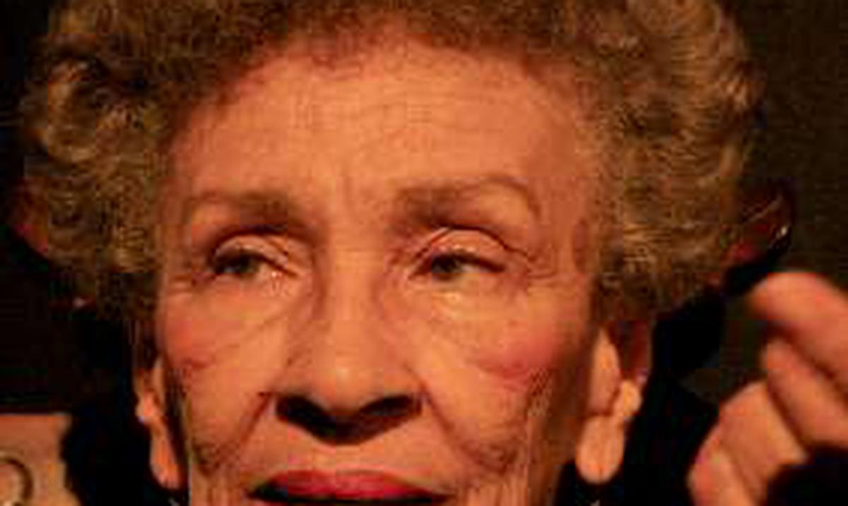 Victoria Espinosa llega a su sala teatral - Primera Hora