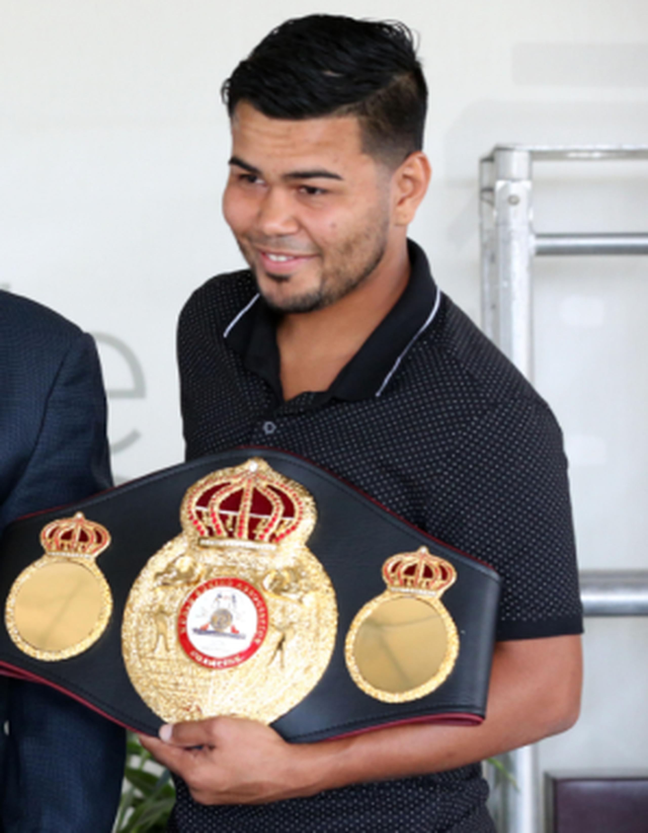 Jesús Rojas recibe el cinturón de campeón - Primera Hora