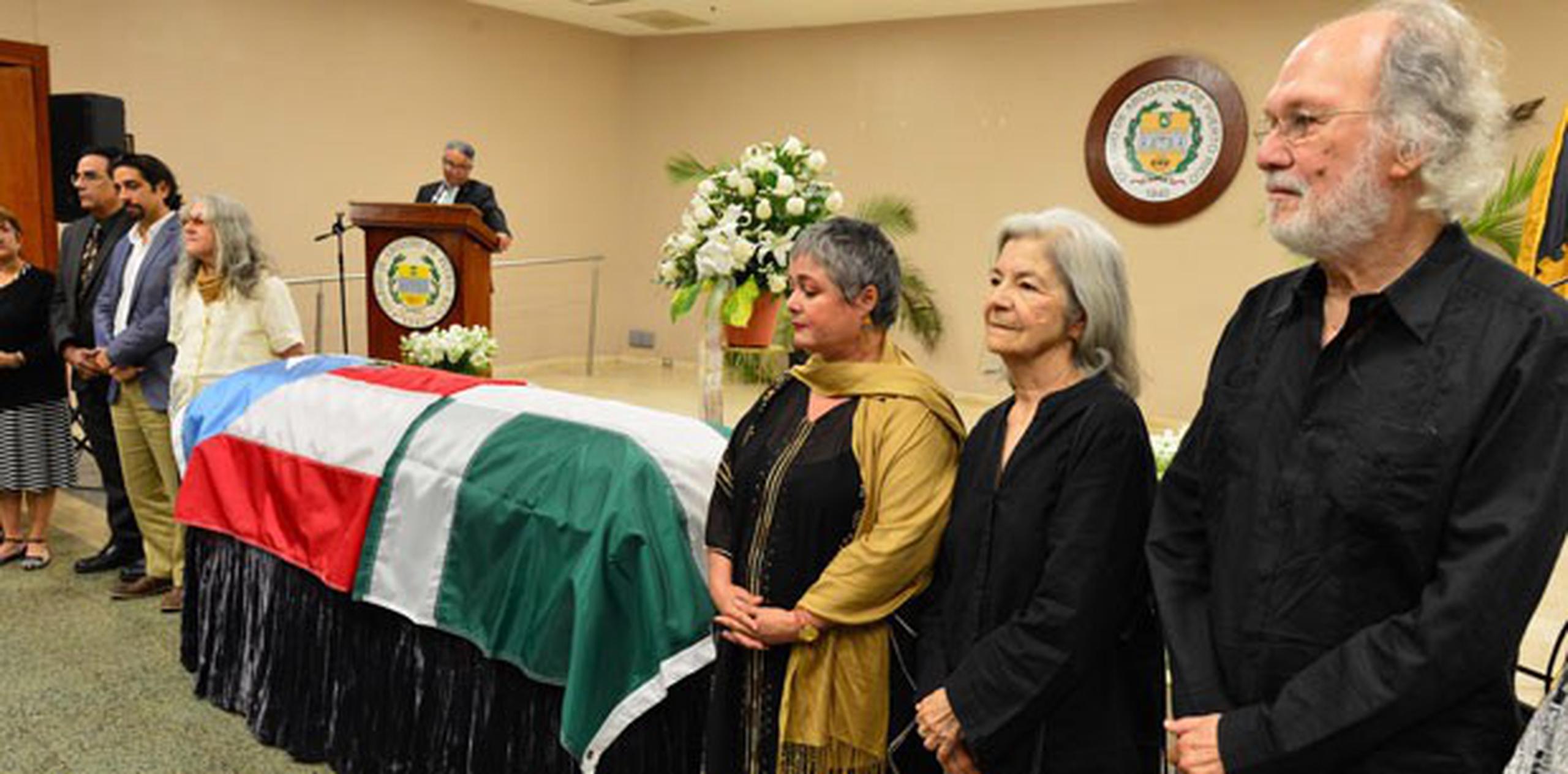 Acto de duelo en honor de Gilberto Concepción Suárez en el Colegio de ...