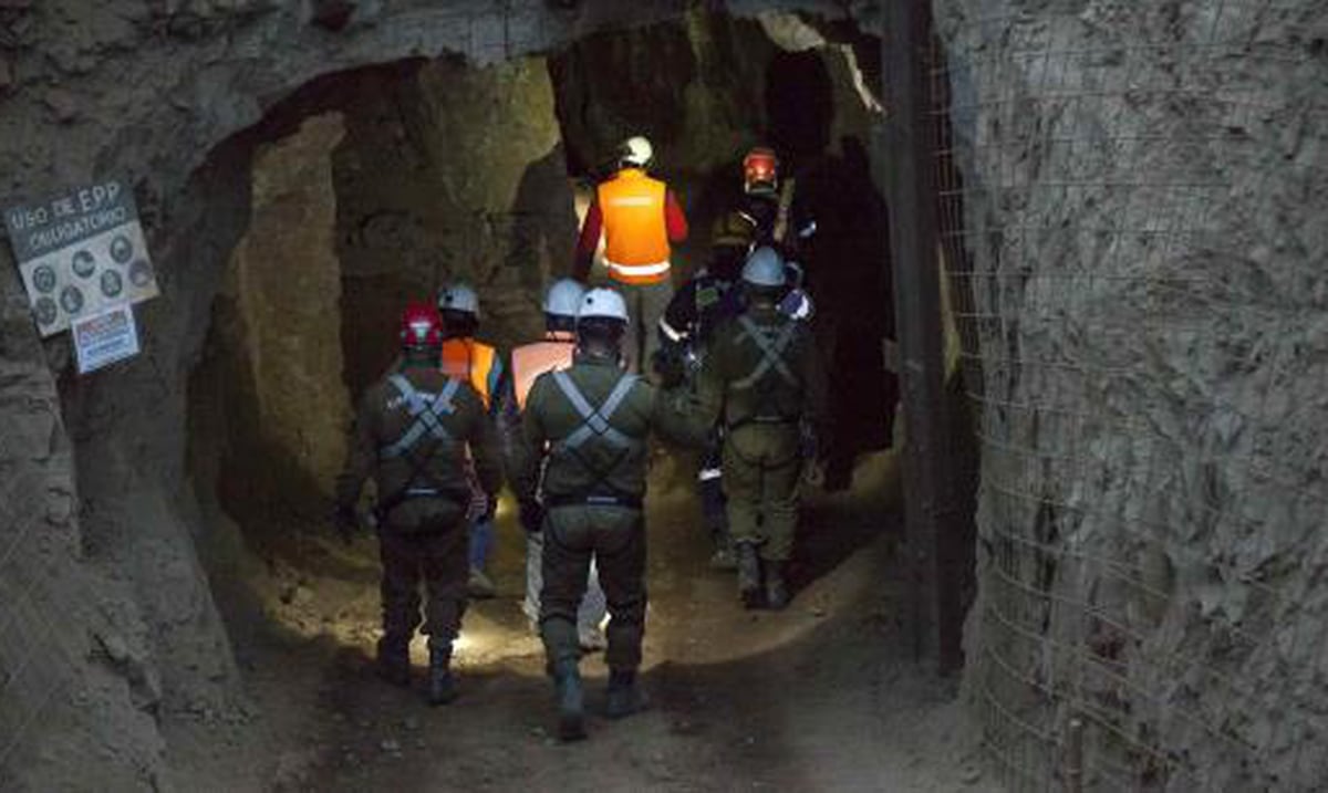 Rescatan a uno de tres mineros atrapados en Chile - Primera Hora