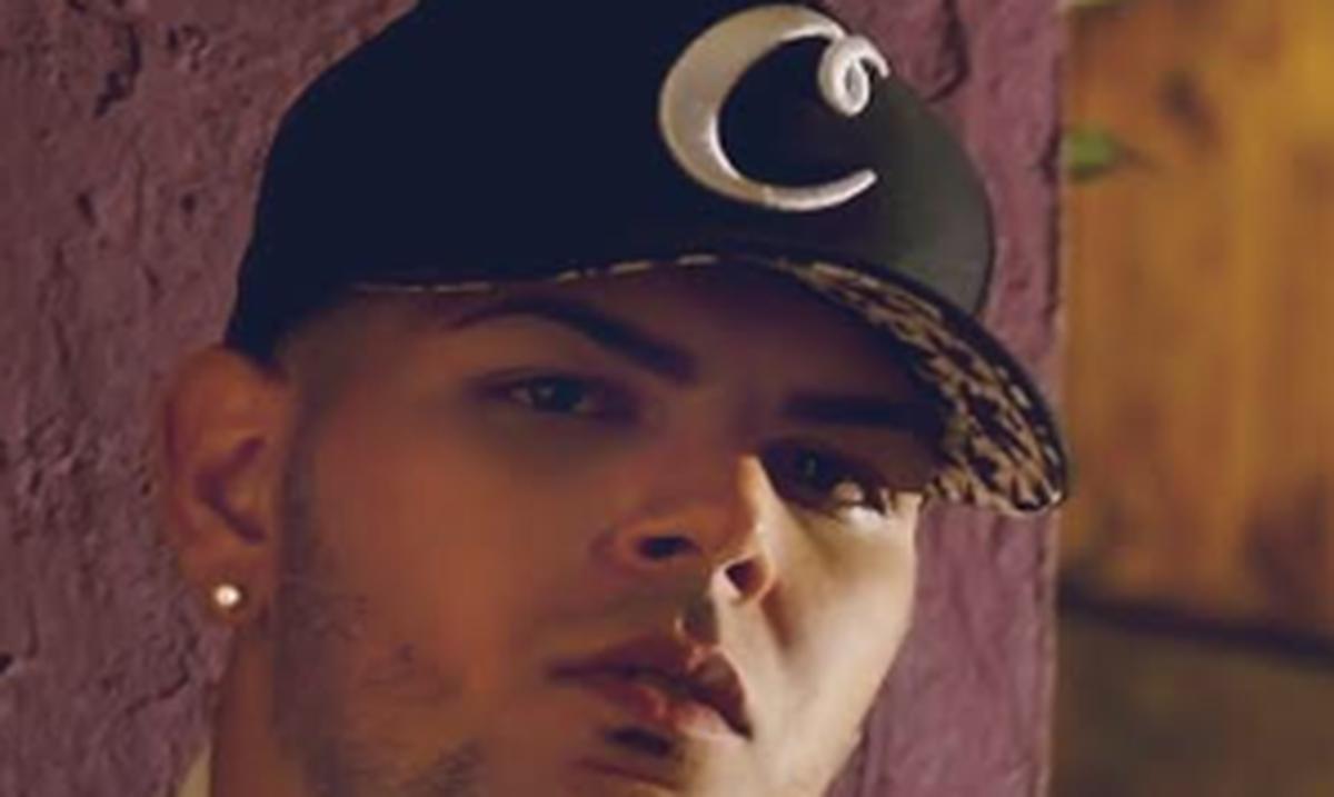 Dynell le canta a su bella - Primera Hora