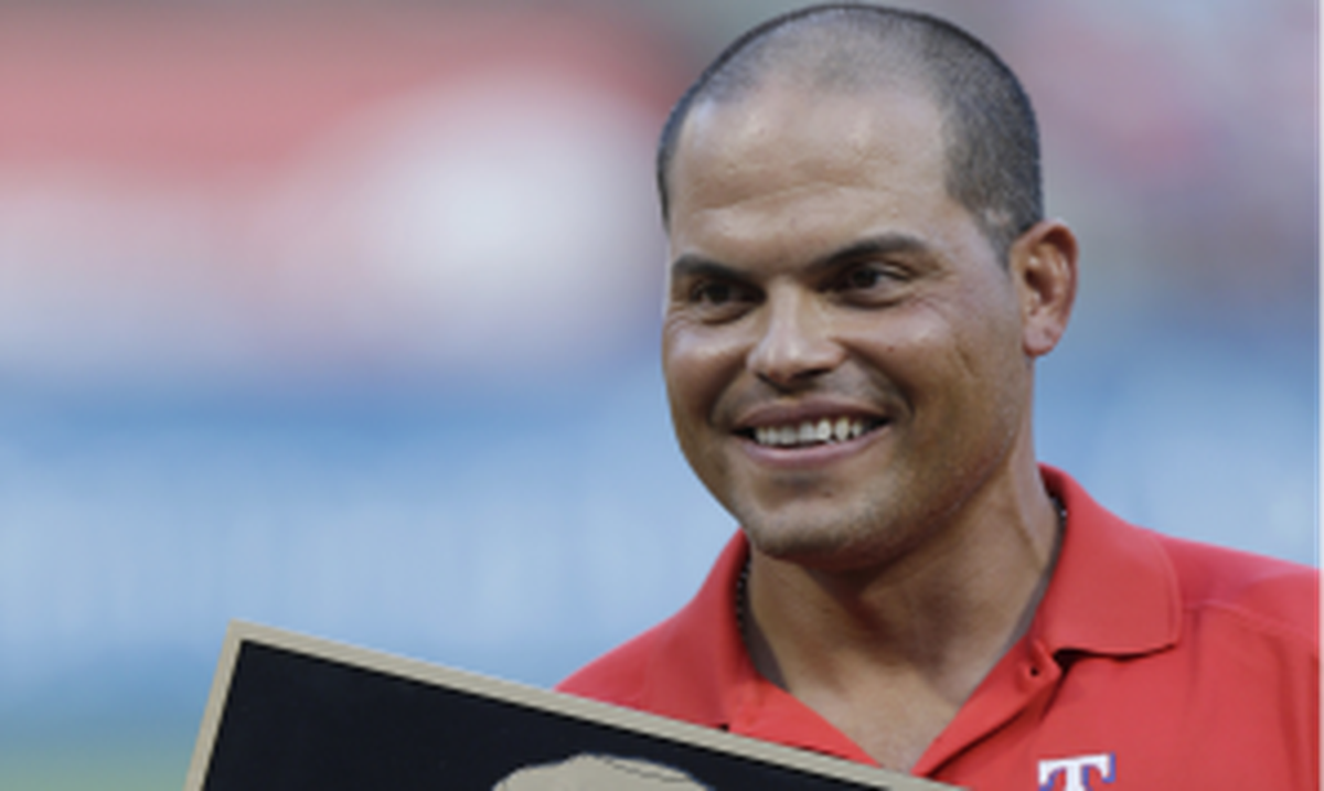 Iván Rodríguez ingresa al Salón de la Fama de los Rangers - Primera Hora