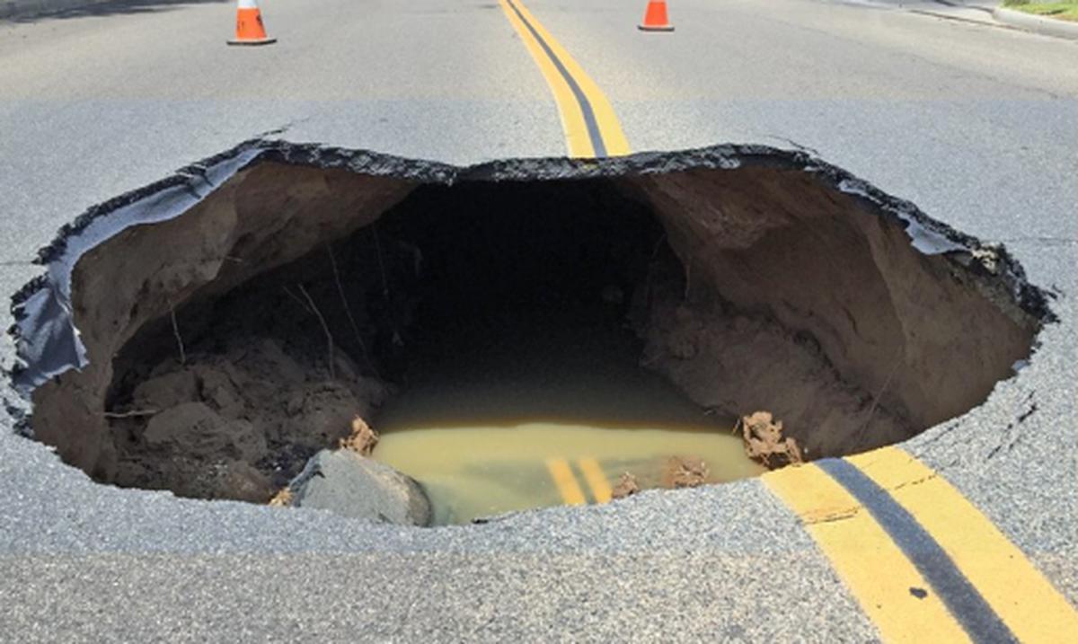 VÍDEO: Se forma sumidero en plena carretera de California - Primera Hora