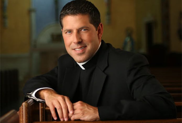 Padre Alberto tendrá programa en Fox - Primera Hora