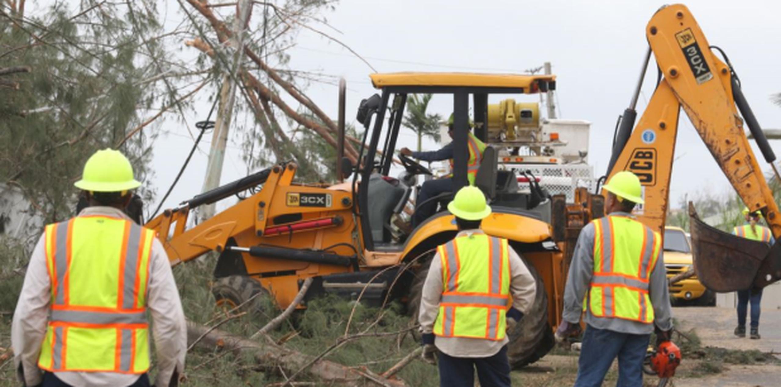 Radioaficionados ayudan con la comunicación en la AEE - Primera Hora